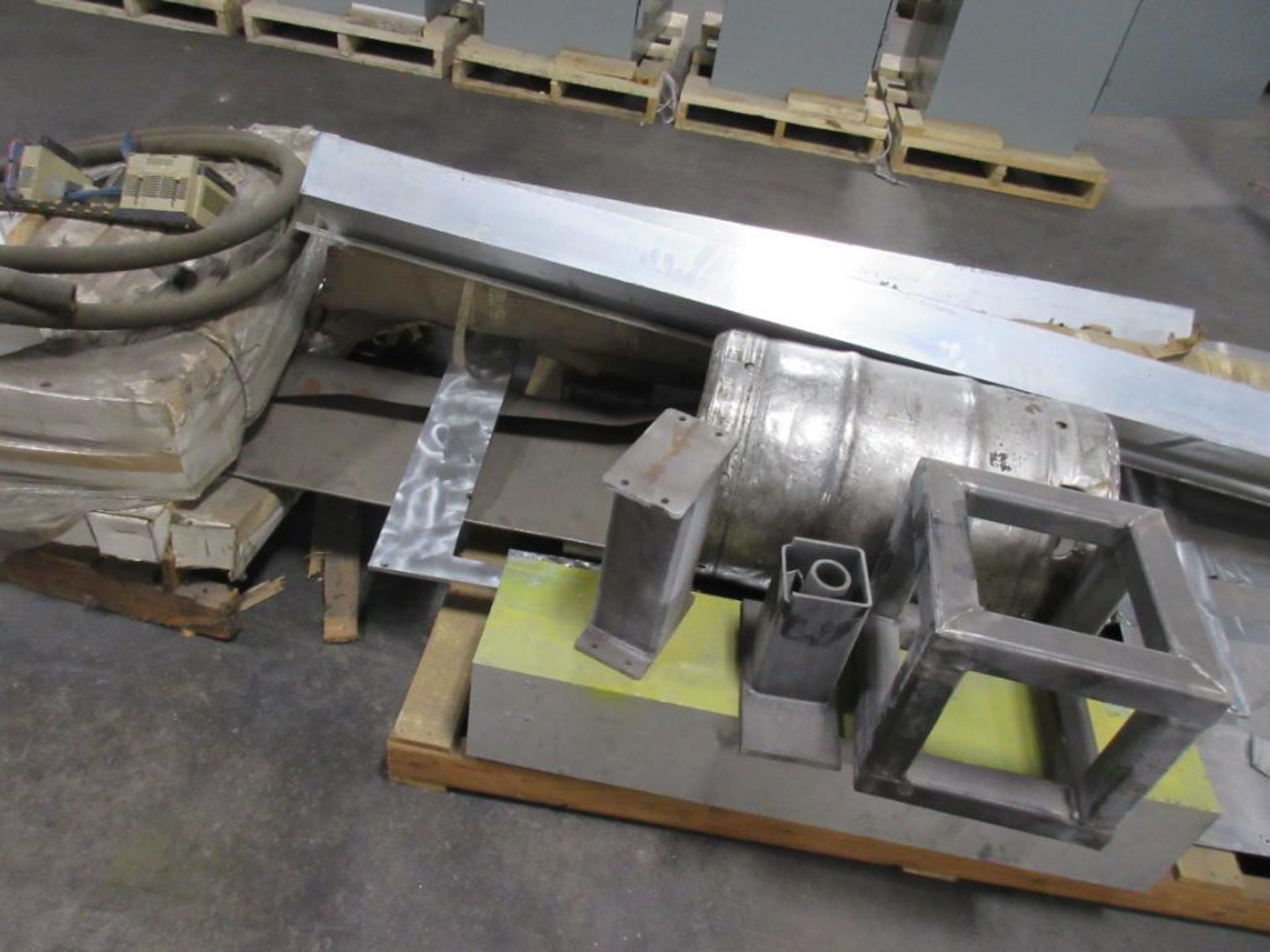 LOT: Aluminum & Metal Scrap on Pallets, Including Blue Metal Table