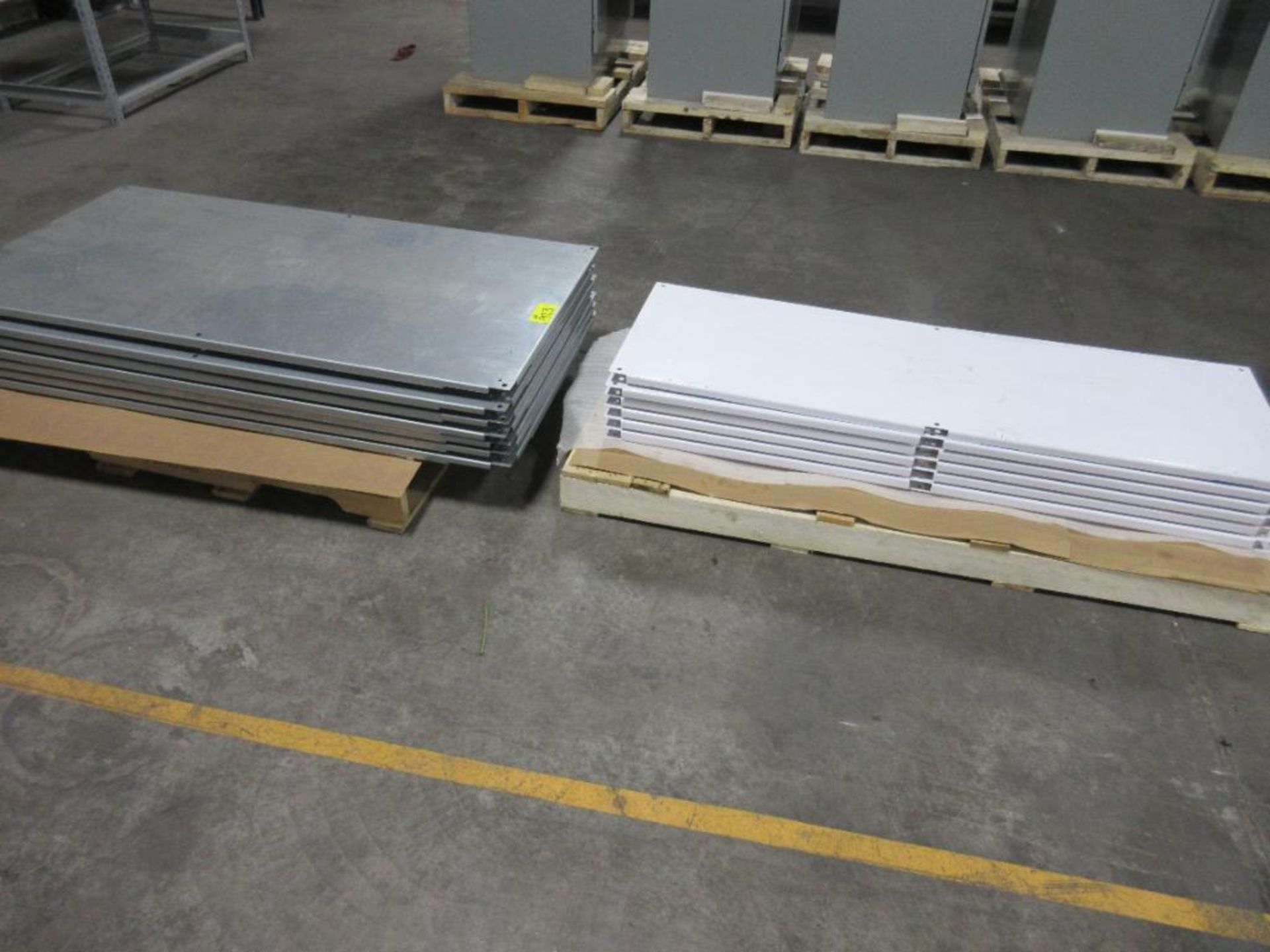 LOT: Aluminum & Metal Scrap on Pallets, Including Blue Metal Table