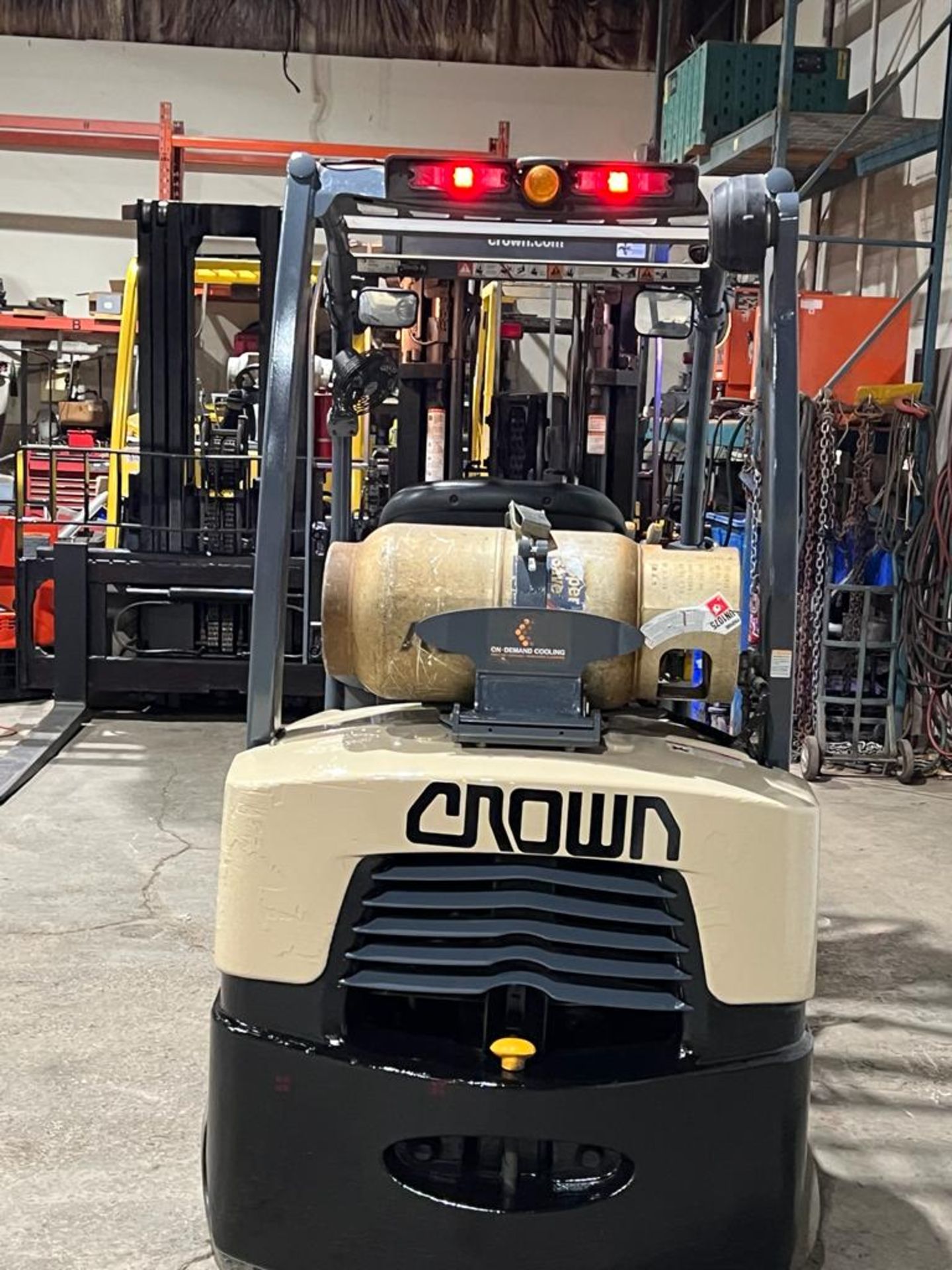 2016 Crown 5,000lbs Forklift LPG (propane) with Sideshift and 3-stage ...