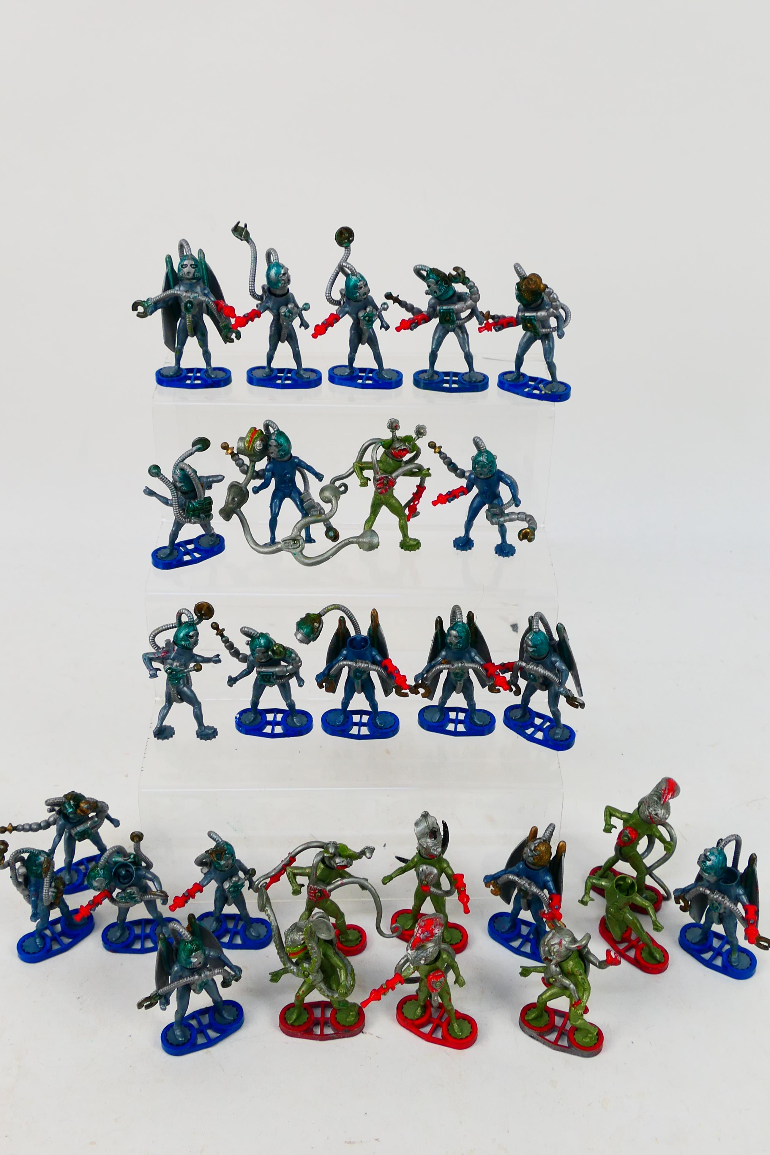 Britains Deetail - 28 unboxed Britains Deetail Star System 'Alien ...
