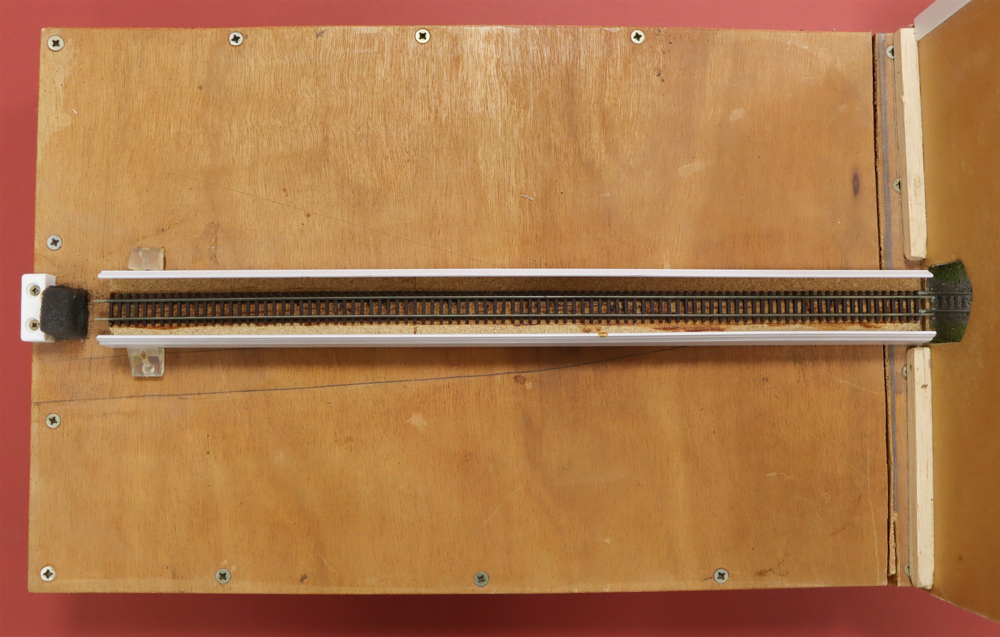 N GAUGE TRACK LAYOUT. Rural end-of-line platform, set in countryside ...