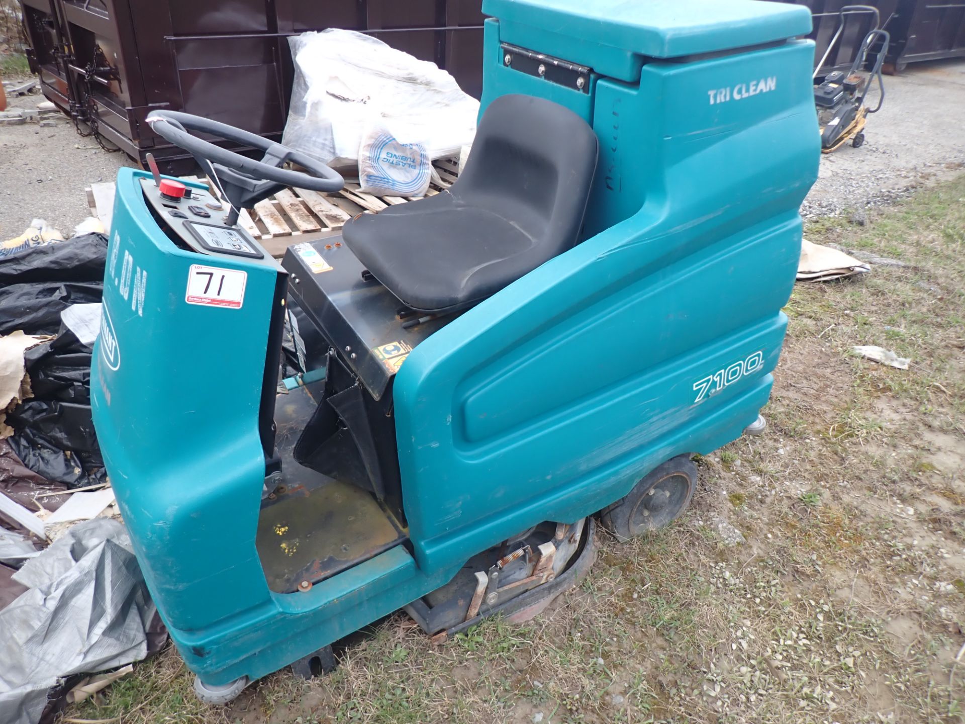 TENNANT 7100 TR-CLEAN RIDING ELECTRIC FLOOR SCRUBBER (AS IS )