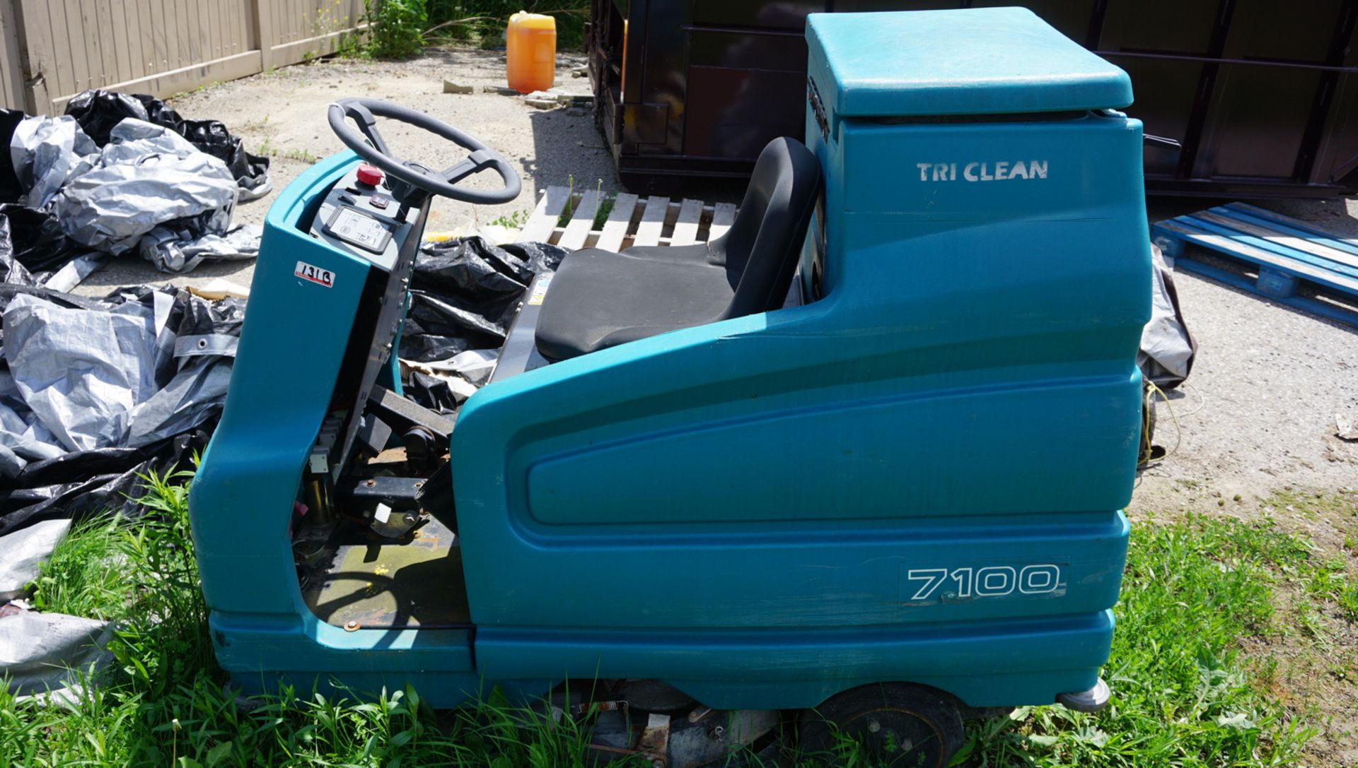 TENNANT 7100 TRI-CLEAN ELECTRIC RIDING FLOOR SCRUBBER, S/N 10163131 (AS IS)