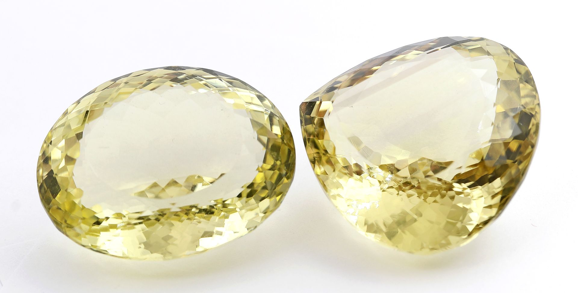 Zwei große Lemon-Citrine, zus. 185,9 ct. Je einmal oval bzw. in breiter ...