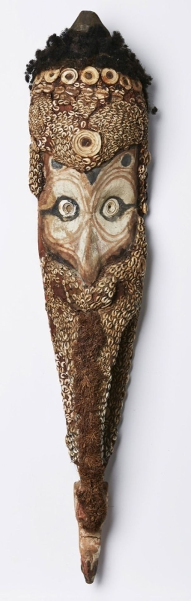 Geistermaske "mwei", Papua-Neuginea.Holz, rote Erde, Kauri-Muscheln ...