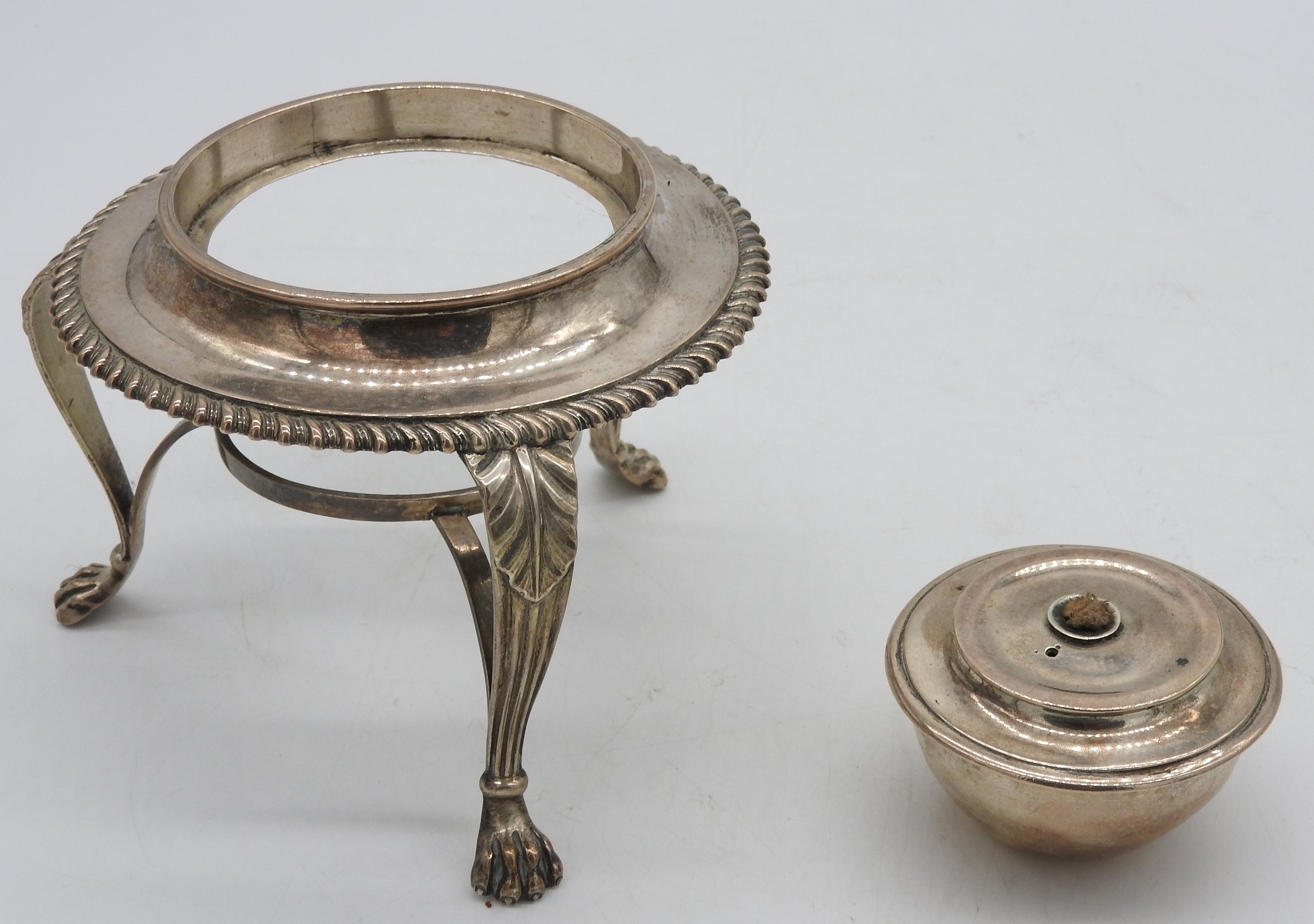 A GEORGIAN SILVER BURNER STAND, the frame with an incorporated burner ...