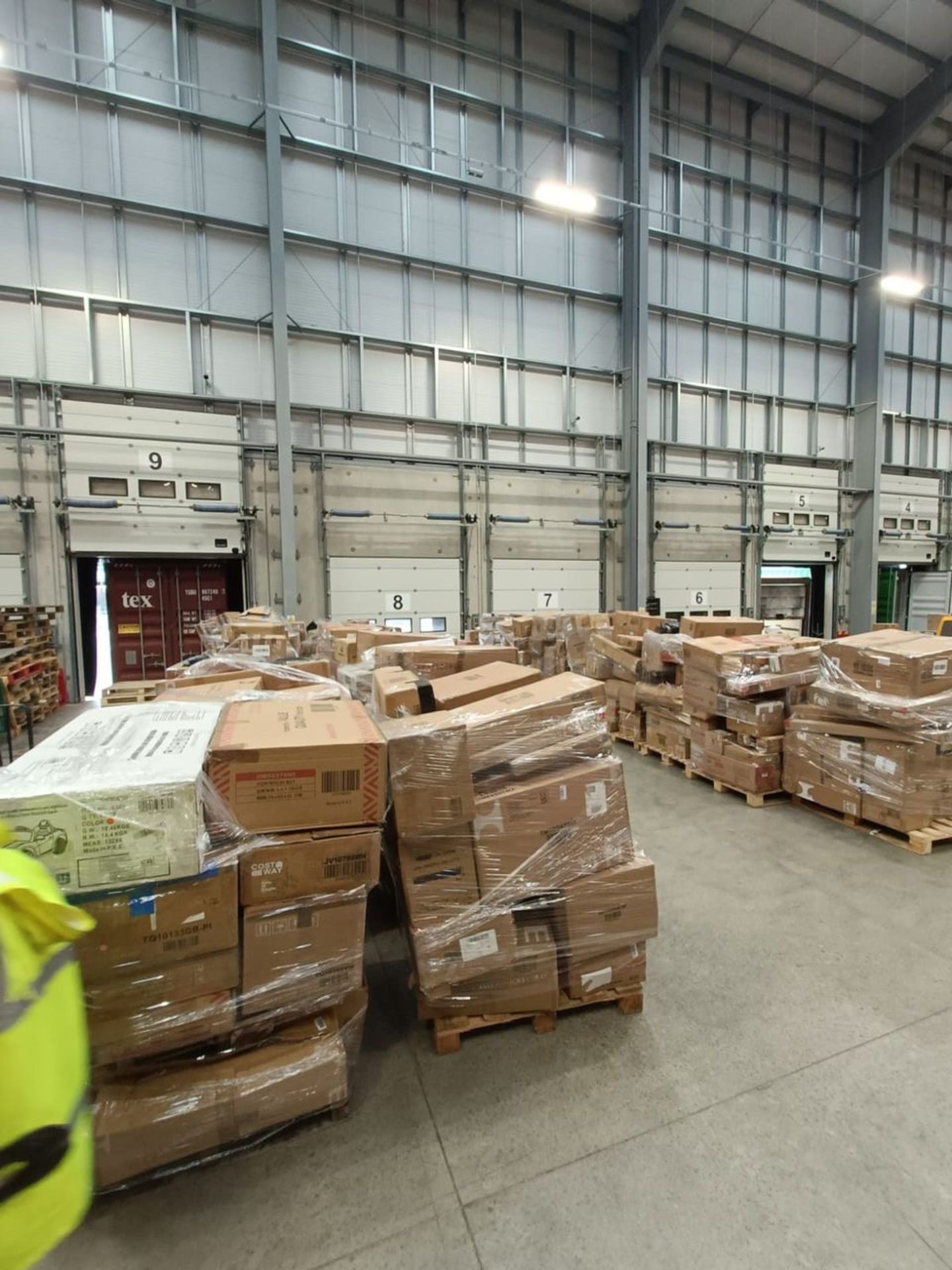 PALLET OF RETURNS FROM A MAJOR RETAILER TO INCLUDE FURNITURE,OUTDOOR ...