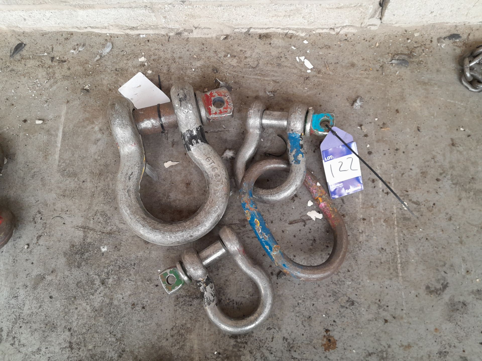 3 various lifting shackles