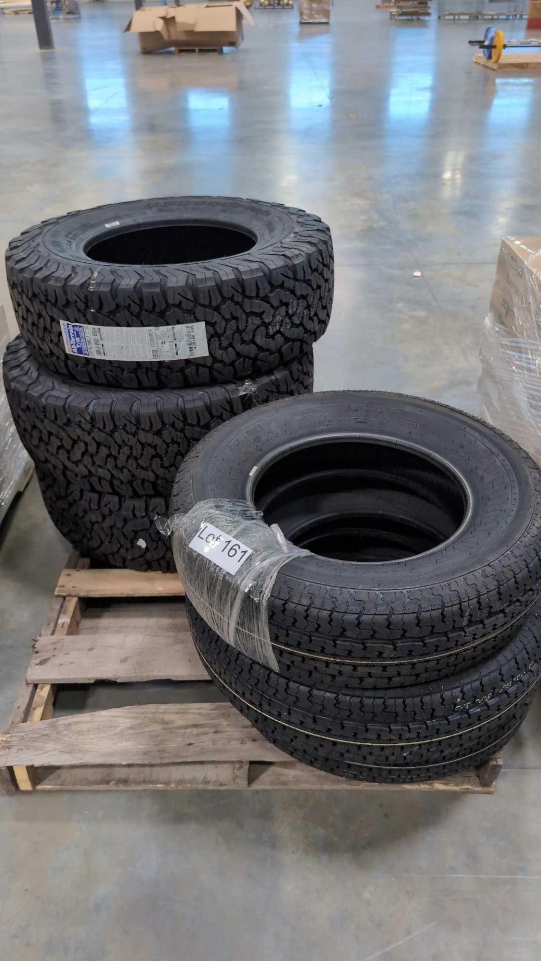 3 BF Goodrich All Terrain LT275/70R17, 3 Free country D107