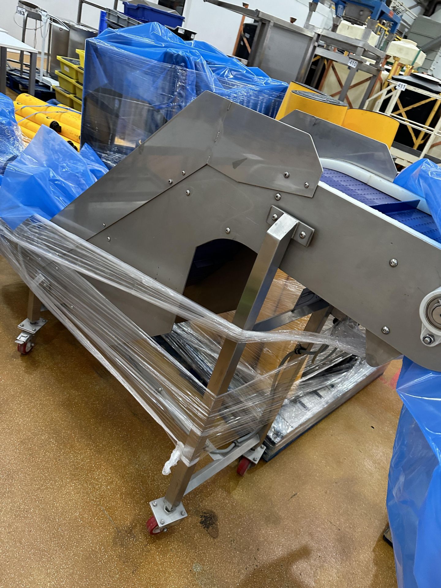 1 x mobile s/s Intralox belt fligthed conveyor. Distance between ...
