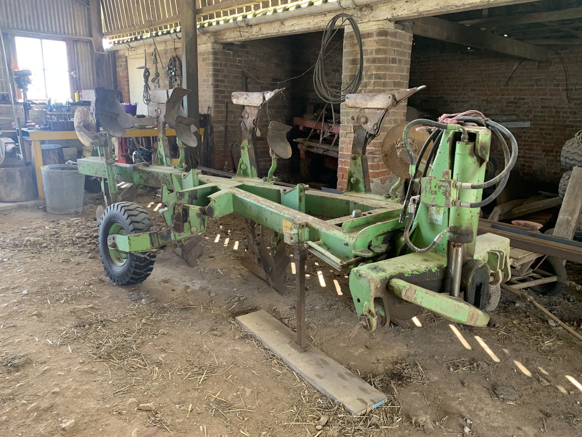 Dowdeswell DP7B 4f reversible plough