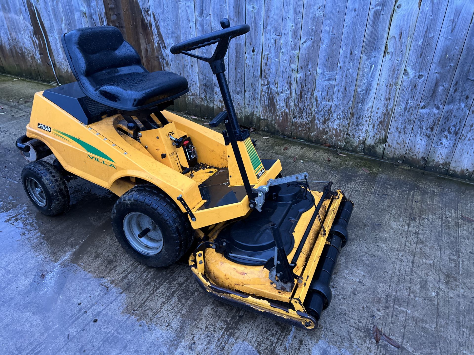STIGA PETROL RIDE ON MOWER STARTS RUNS DRIVES AND CUTS.