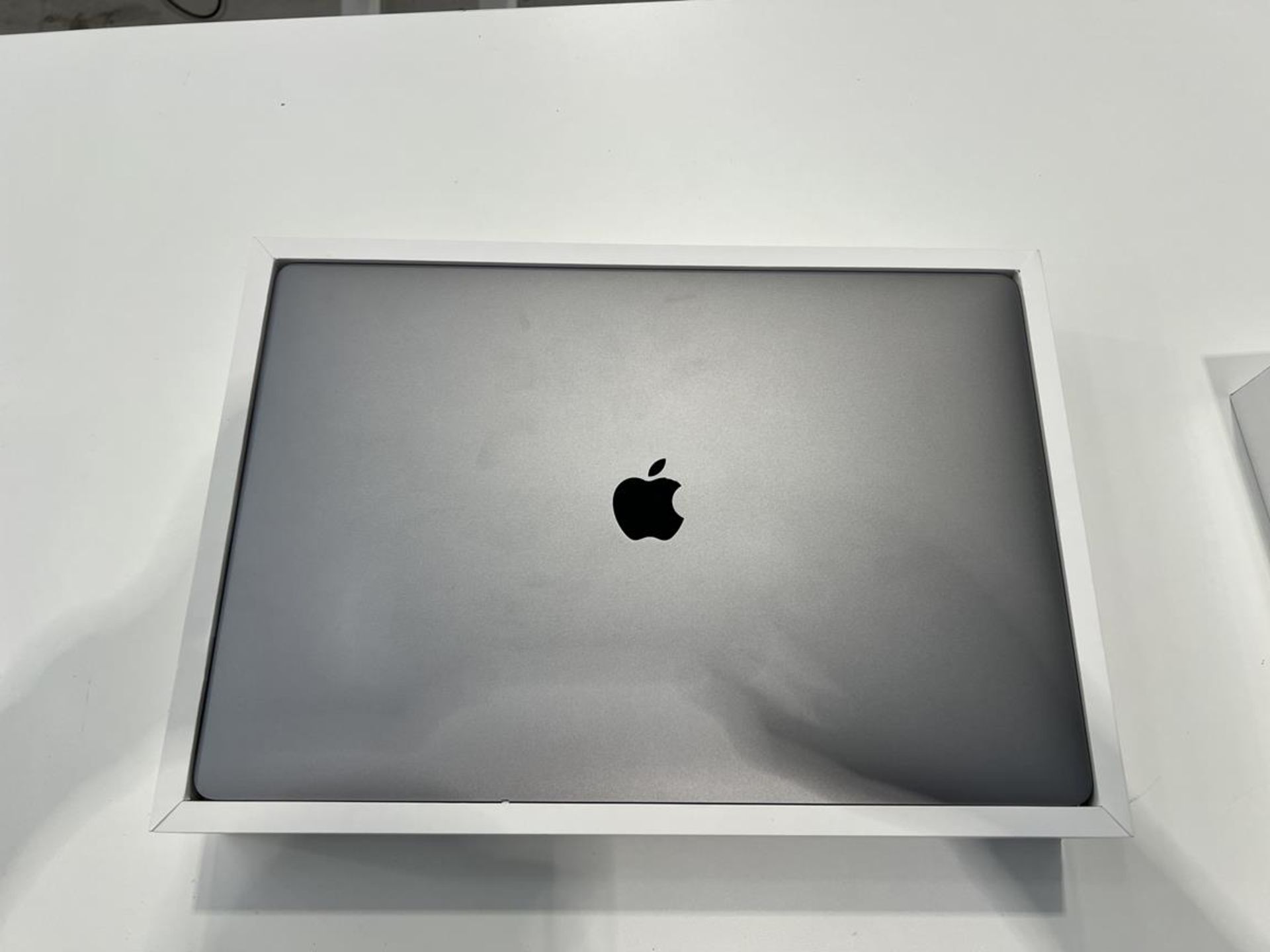 Apple, MacBook Pro A2141
