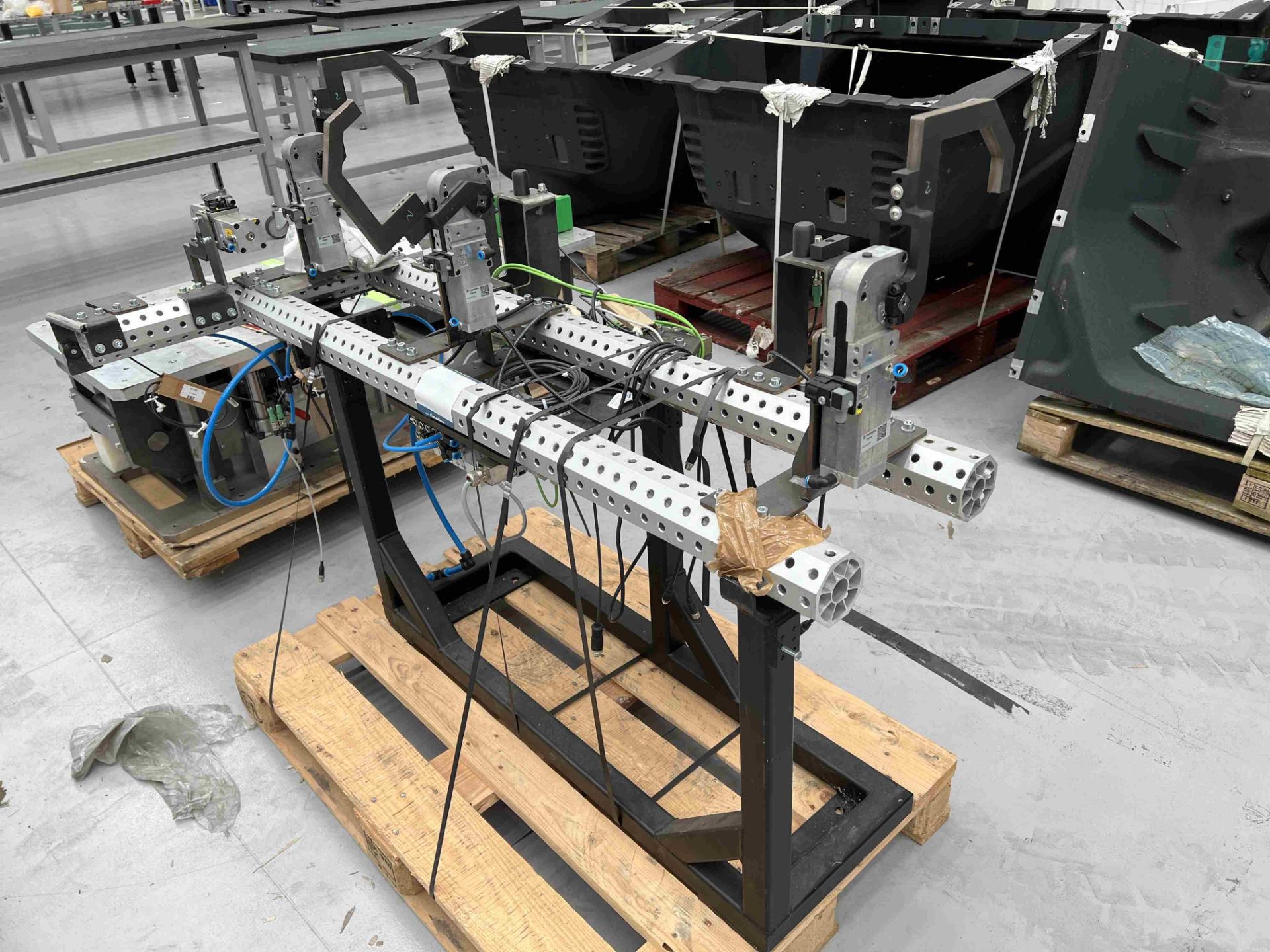 Quantity of various Tunkers, extruded octagonal aluminium Euro gripper ...