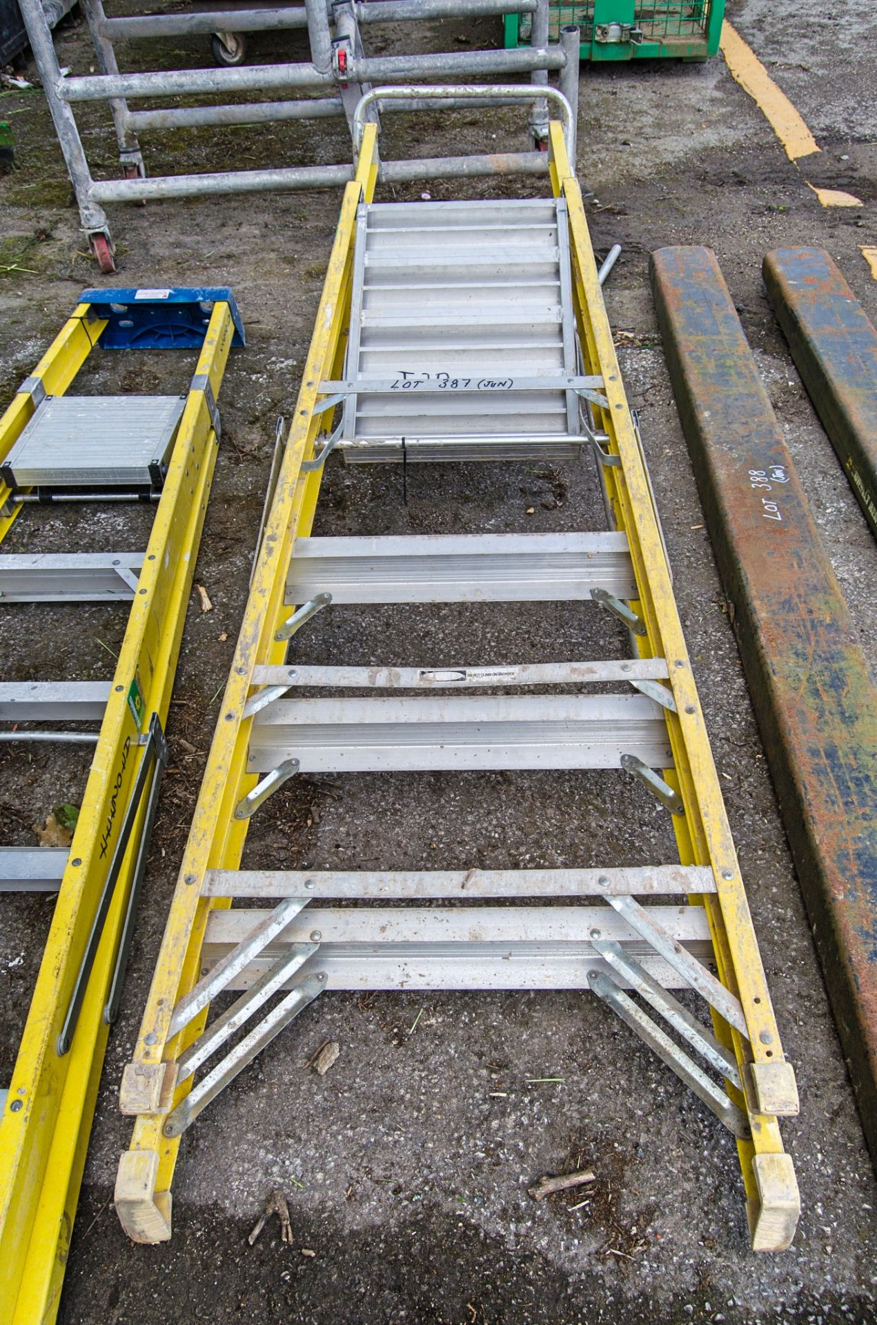 Clow 5 tread glass fibre framed step ladder A760175