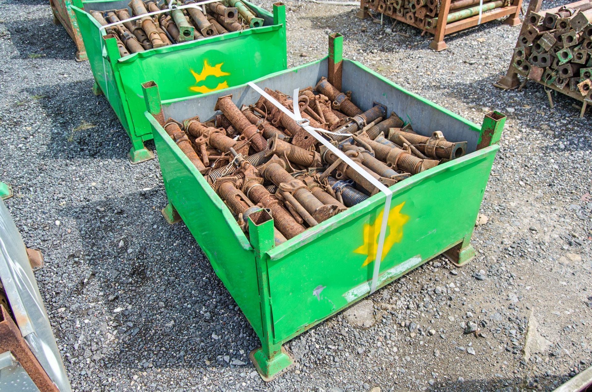Stillage of adjustable steel trench struts