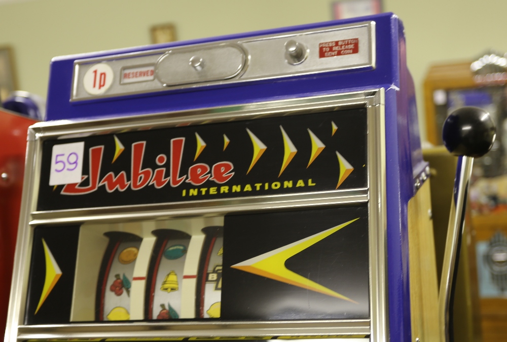 Jubilee Products Jubilee Deluxe Compact 1967 One Arm Bandit. This ...