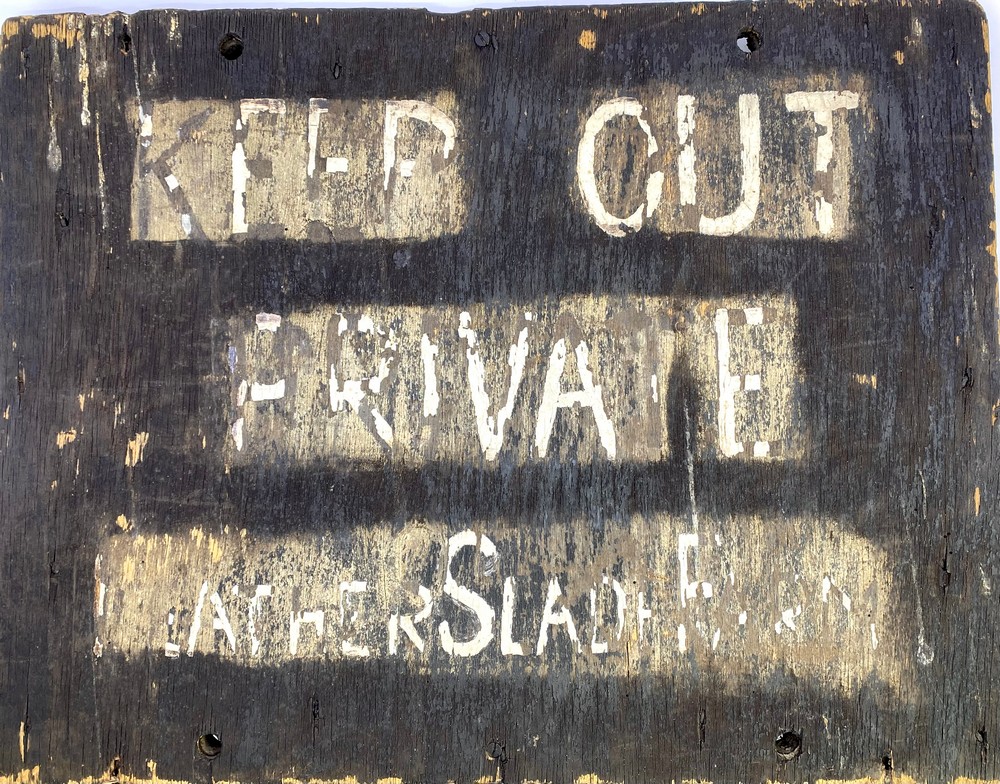 GREAT TRAIN ROBBERY. The original "Keep Out" sign from Leatherslade ...