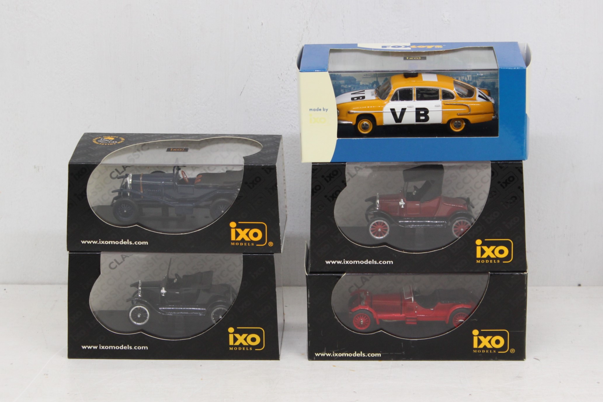 Ixo: A collection of eleven boxed Ixo 1:43 vehicles. Original boxes ...
