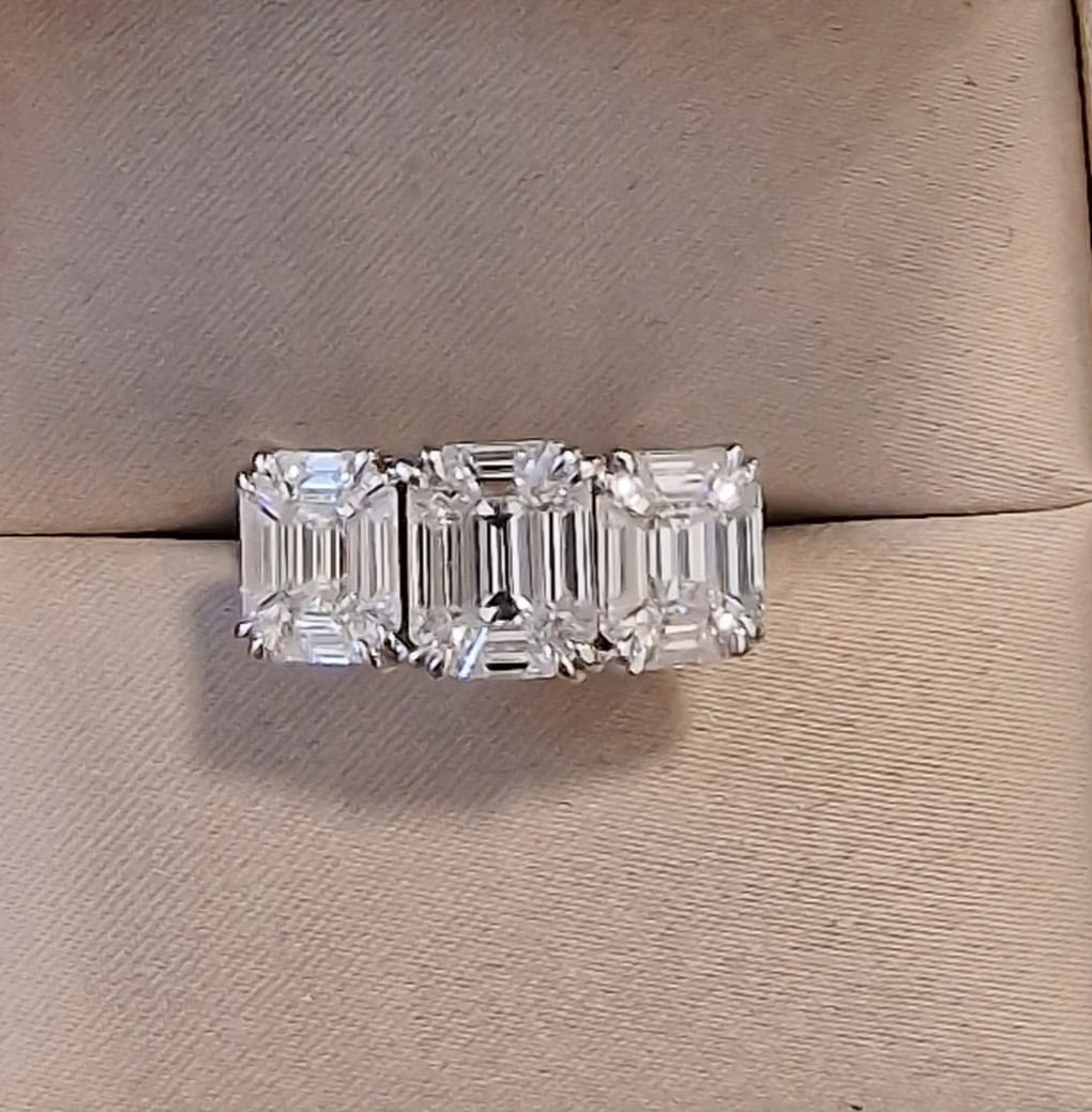 2.24CT EMERALD CUT DIAMOND TRILOGY CLUSTER RING - SET IN 18K GOLD (5.5g ...