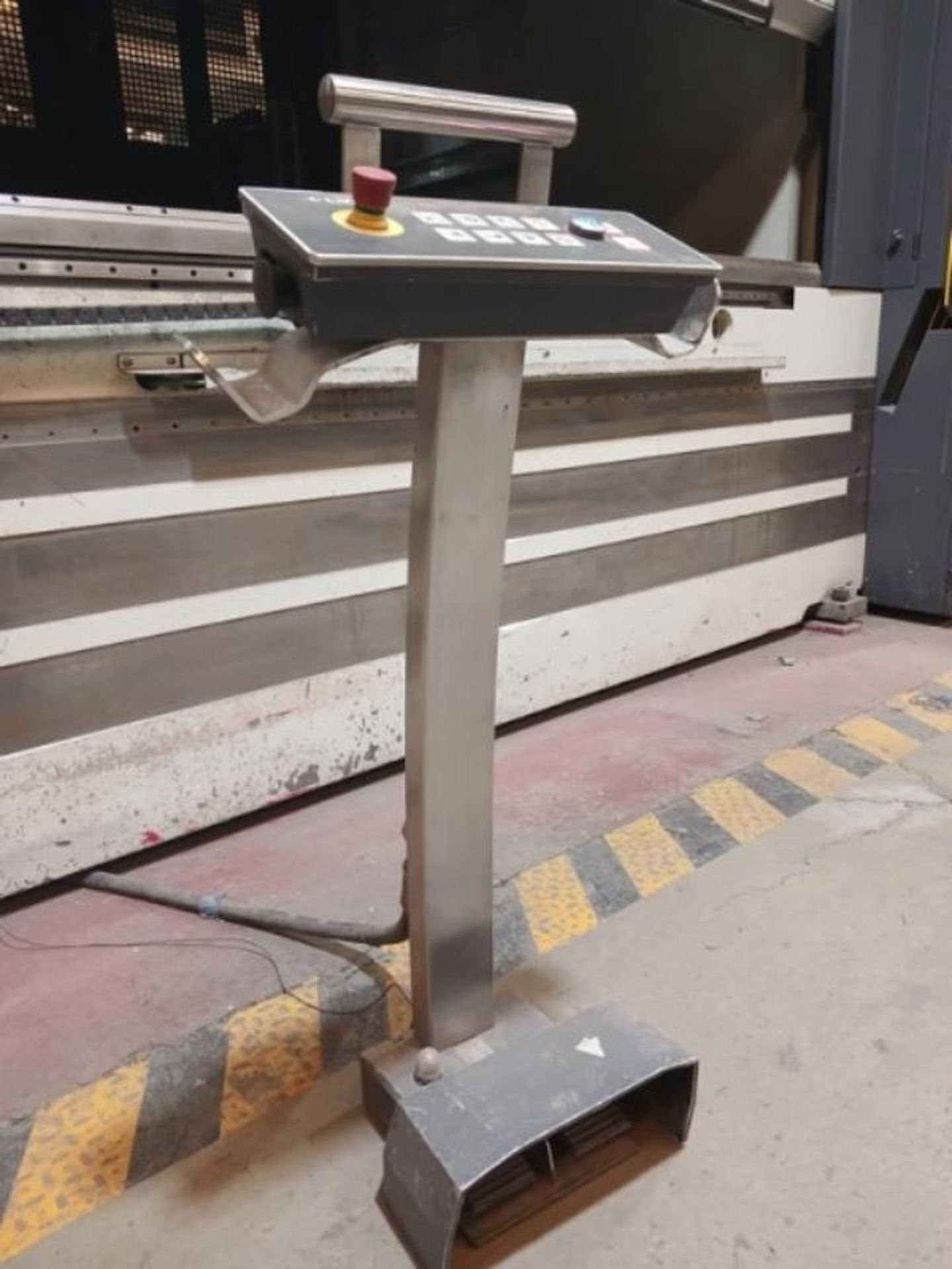 { Group of lots: 89, 89A } LVD TOOL CEL 135/30 BENDING PRESS, YEAR ...