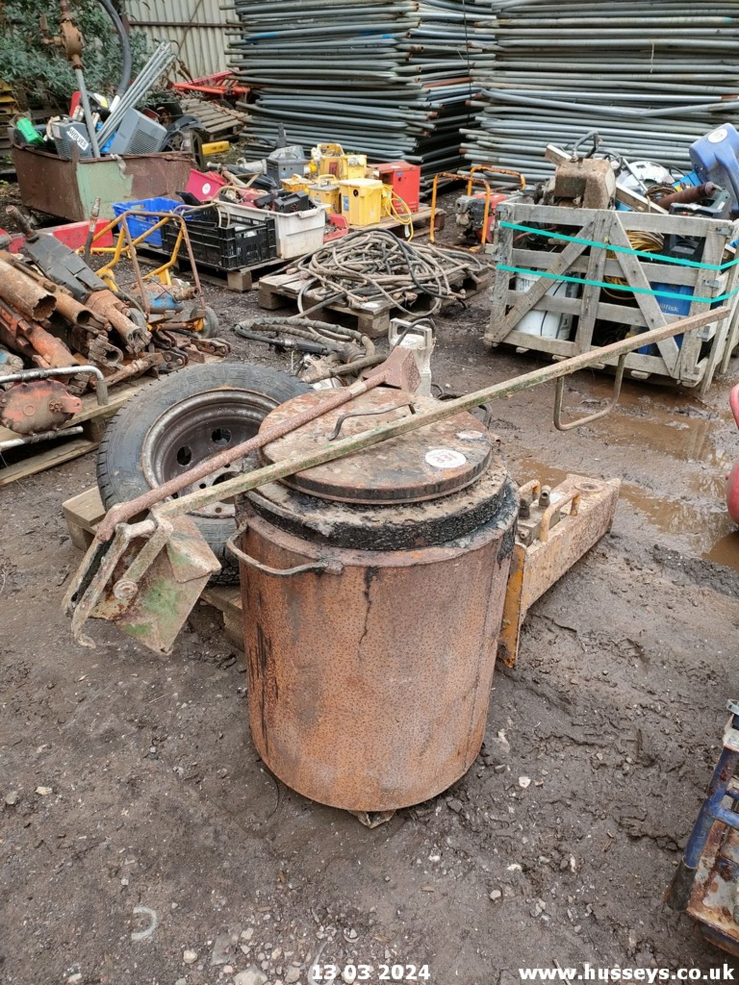 TAR POT *** No Vat On Hammer - Auctioneers Margin Scheme Lot *** Item ...