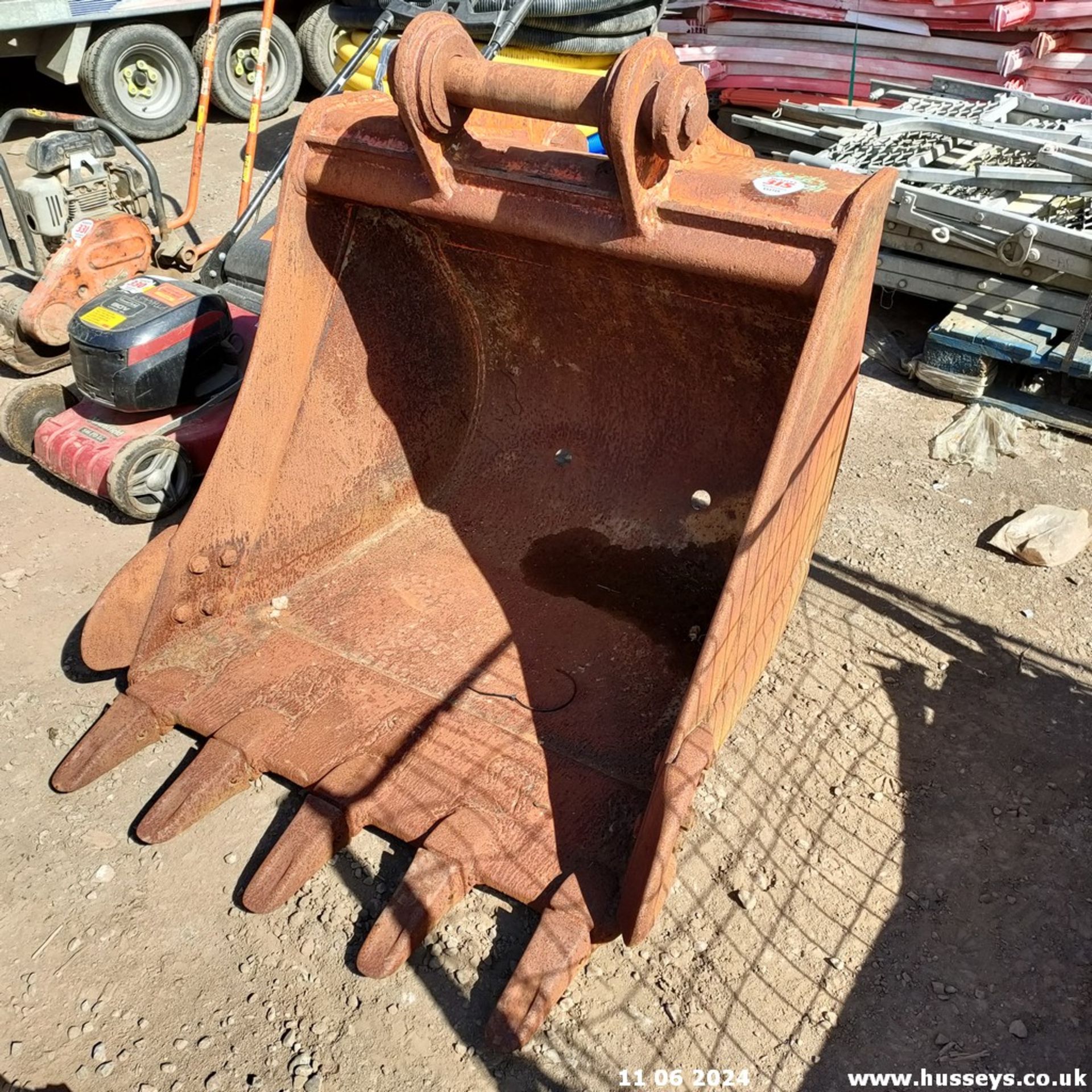 DIGGER BUCKET 65MM PINS Item Location: Husseys, Exeter, Devon, EX4 2HH ...