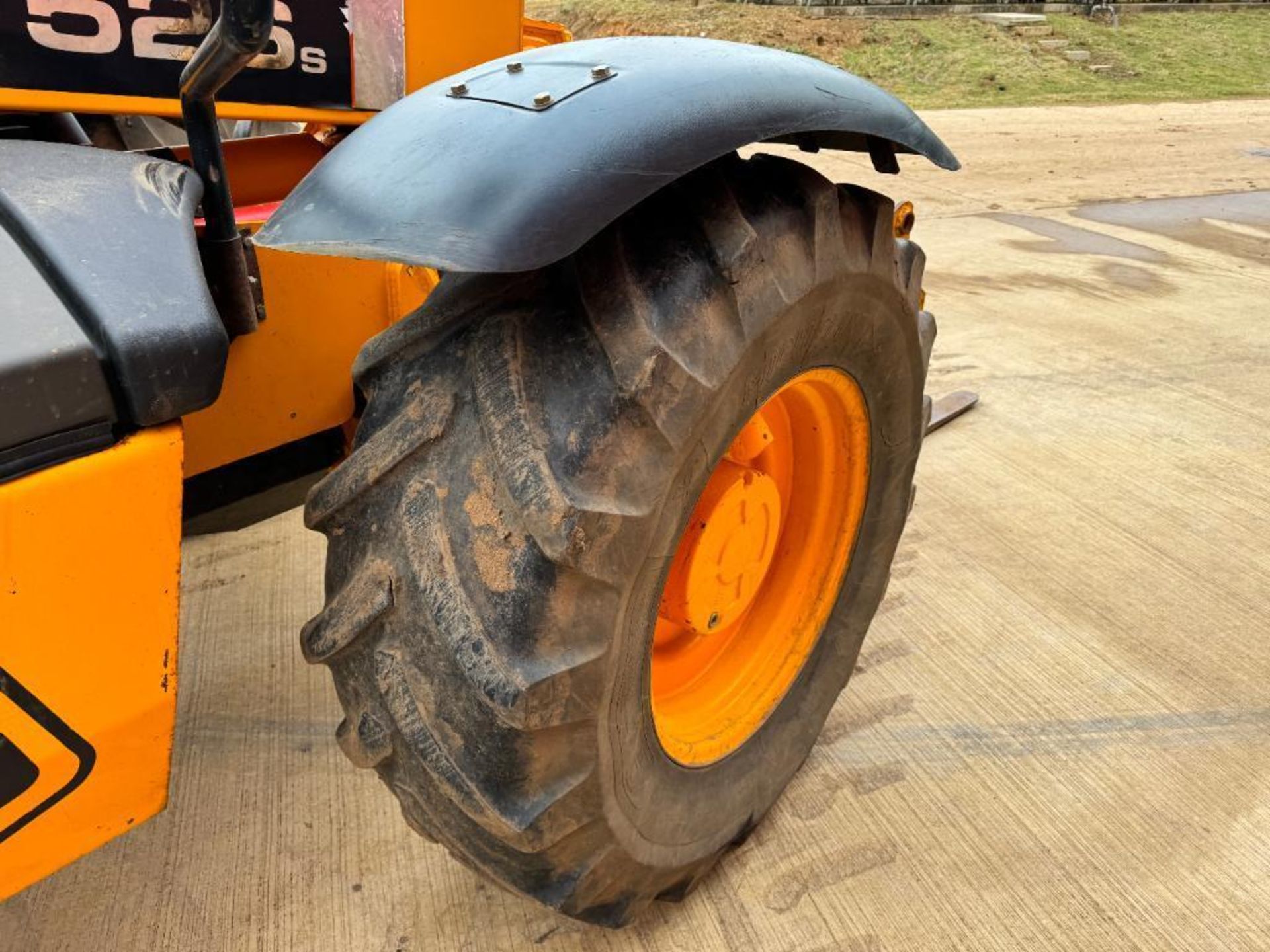 2004 JCB 526S Farm Special Loadall with Q-fit headstock and pallet ...