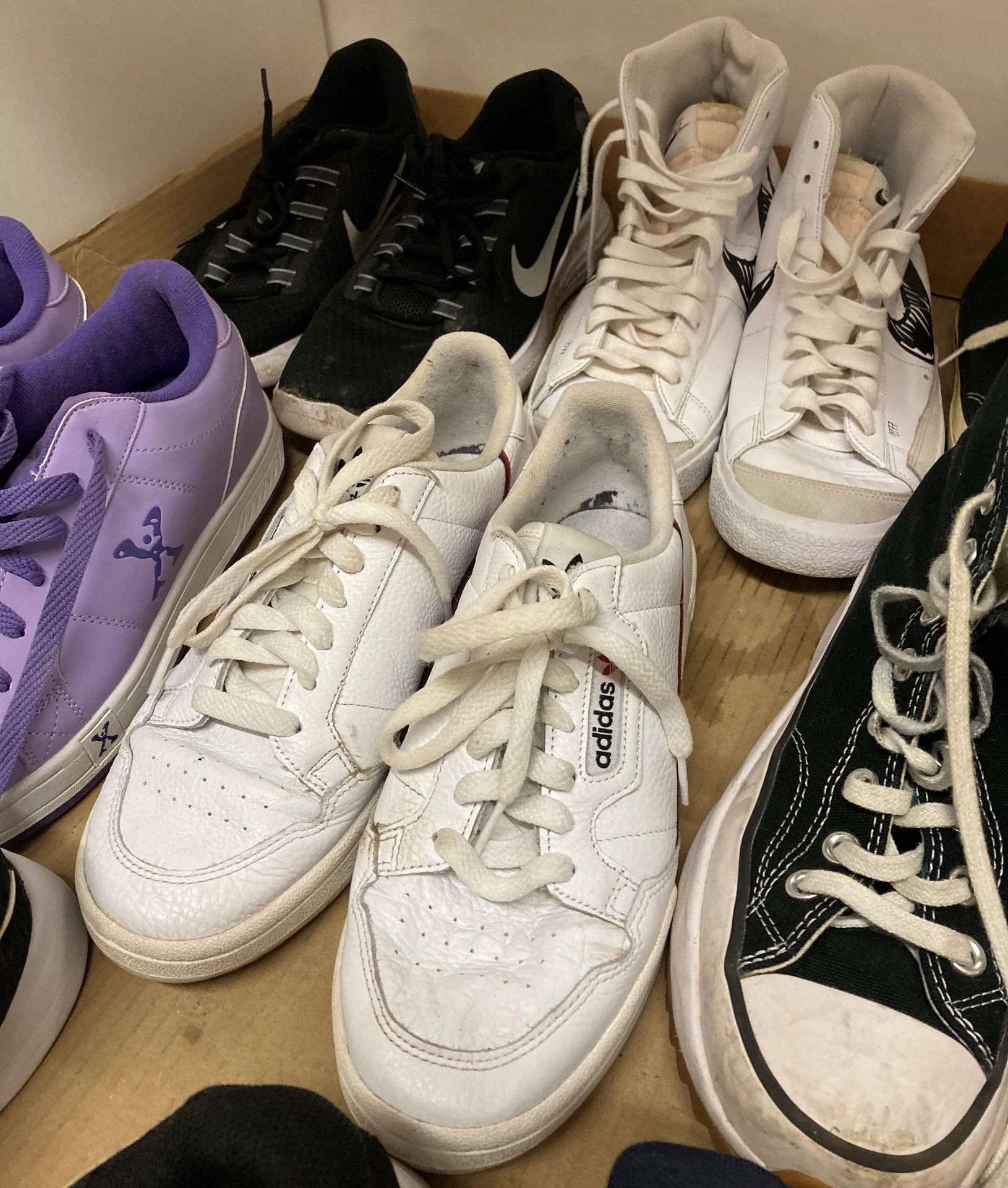 Contents to tray - nine assorted pairs of trainers by Nike etc, various ...