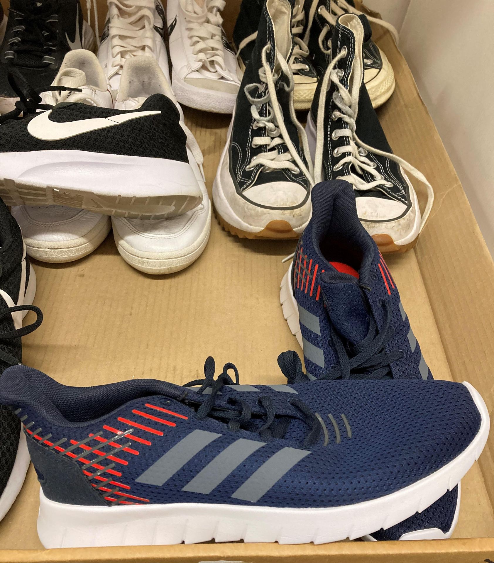 Contents to tray - nine assorted pairs of trainers by Nike etc, various ...
