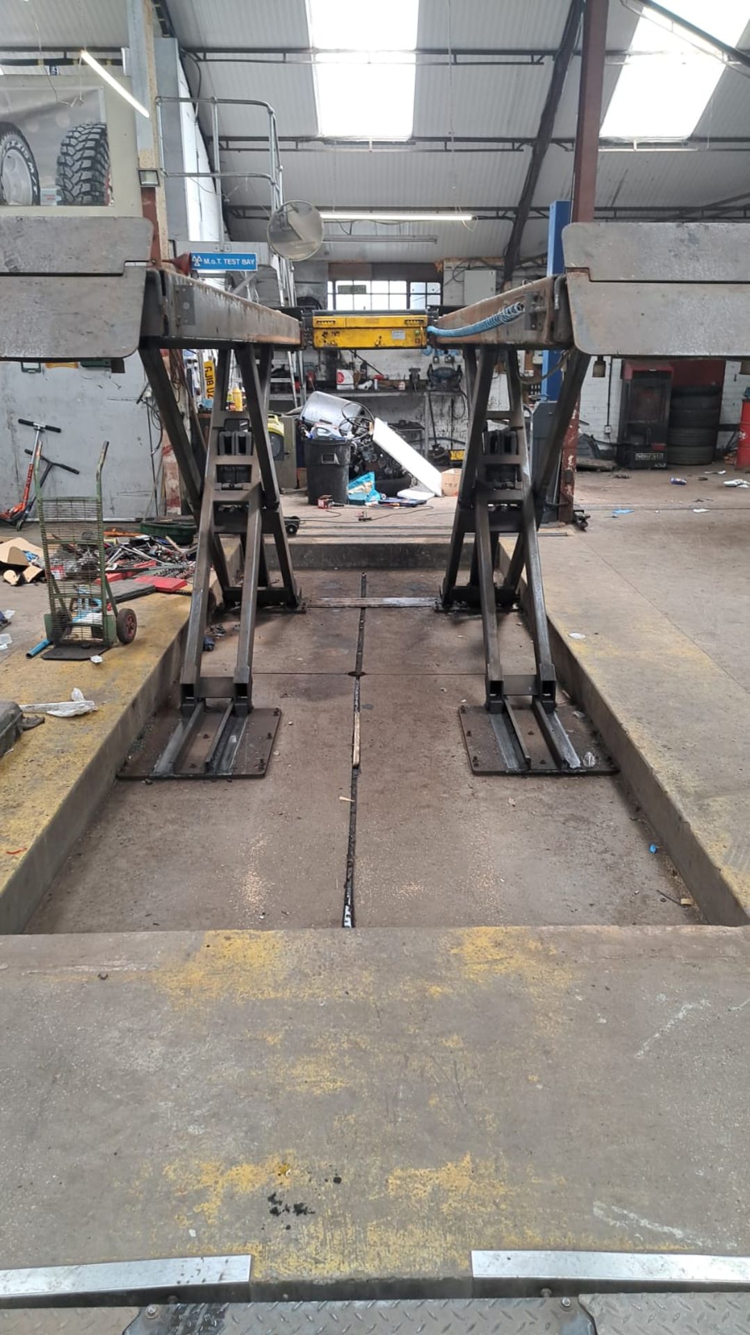 Crypton scissor lift with air operated jacking beam and shaker plates ...