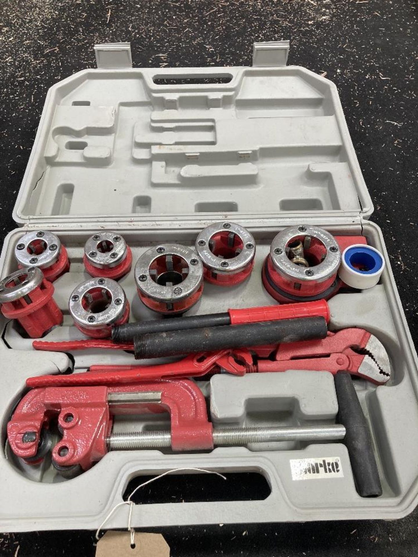 Clarke 10-Piece Pipe Threading KitPlease Note: This Lot is located in ...