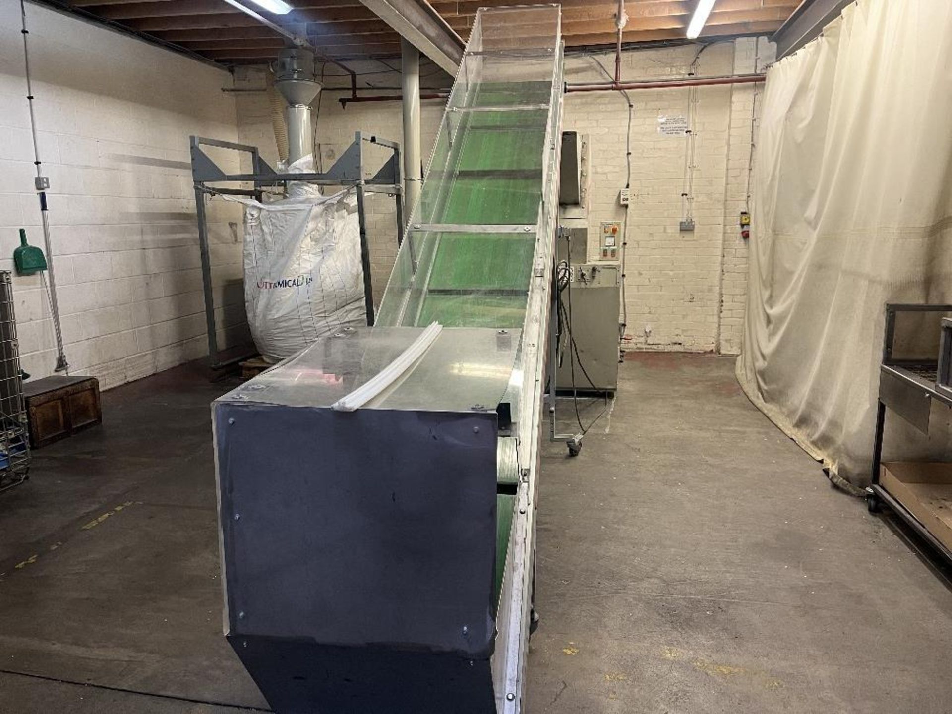 CUMBERLAND plastic regrind machine Model: 4070 S/N: CA83050-02033 YOM ...