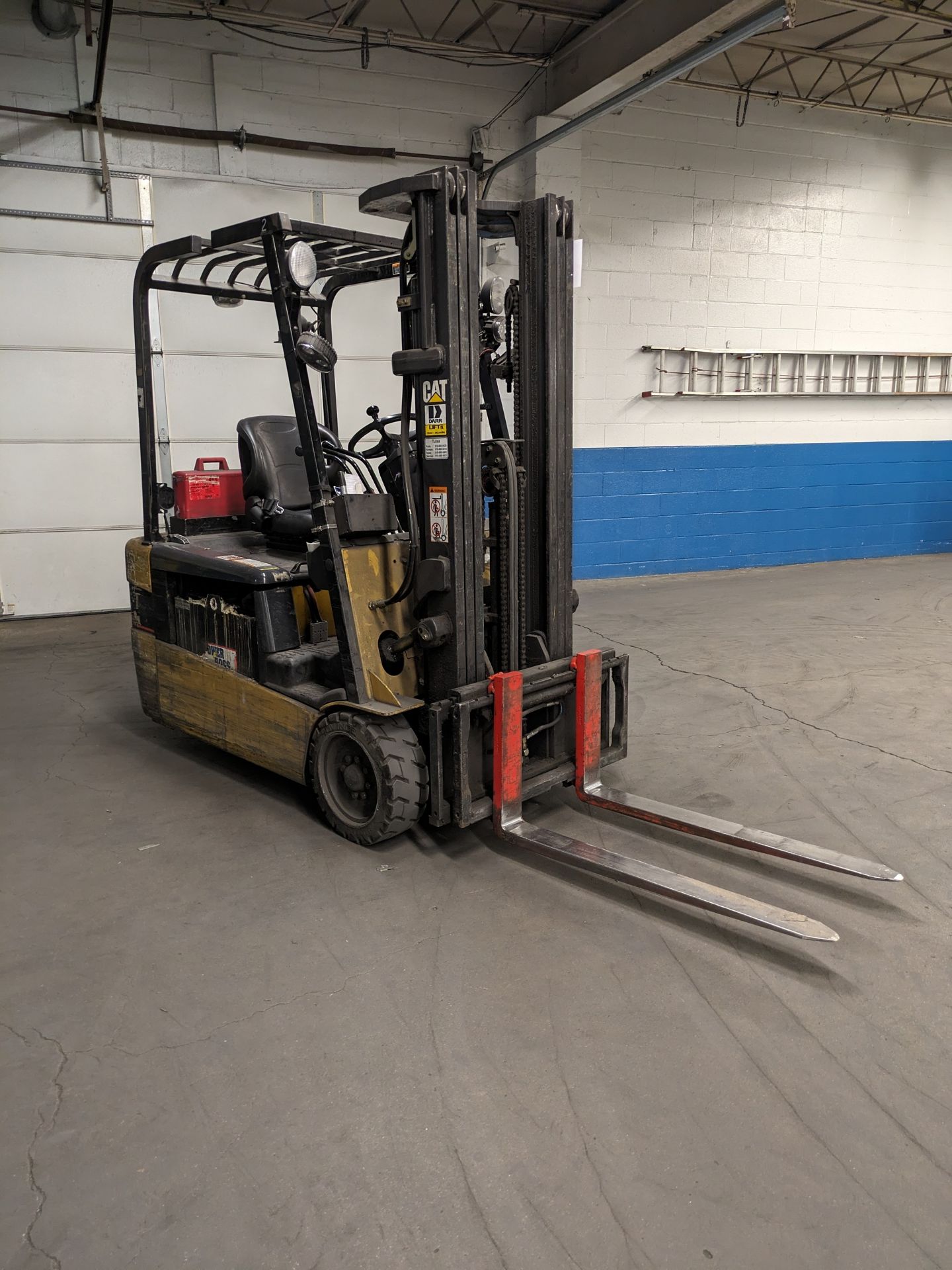 Caterpillar ET4000 3,700-Lb. Capacity Electric Three Wheel Sit-Down ...