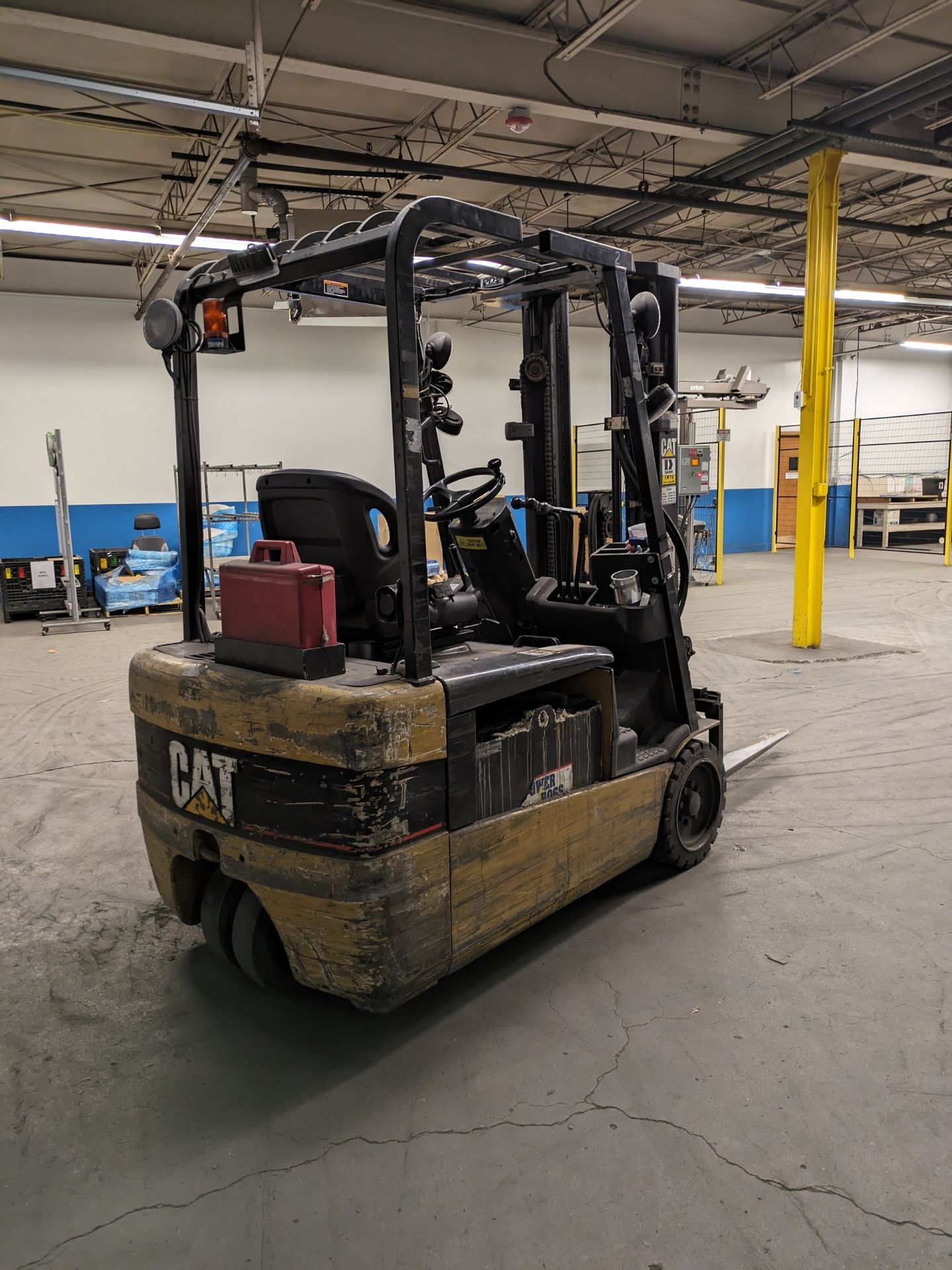 Caterpillar ET4000 3,700-Lb. Capacity Electric Three Wheel Sit-Down ...