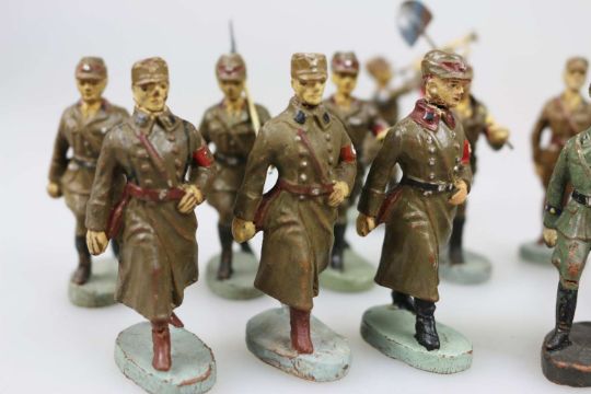 Konvolut von 16 Elastolin Soldaten mit Armbinden, militärische ...