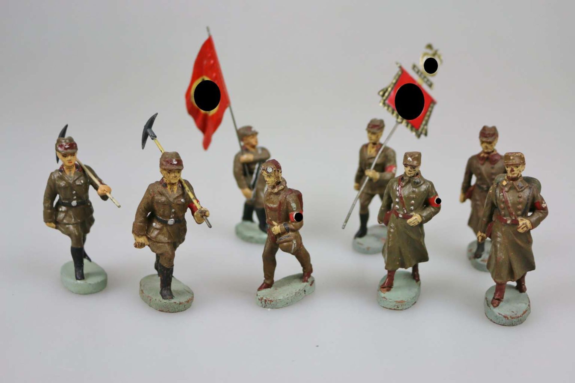 Konvolut von 8 Elastolin Figuren RAD, 7 cm. U.a. Fahnenträger mit ...