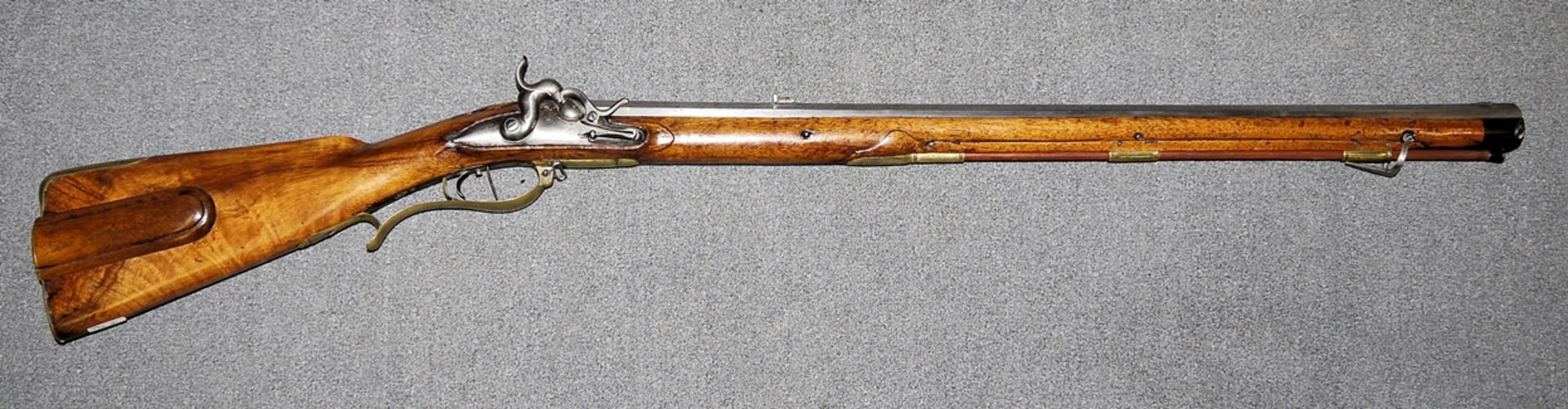 Jagdliche Perkussions-Büchse, datiert Suhl 1812Nussholz-Vollschaft mit ...