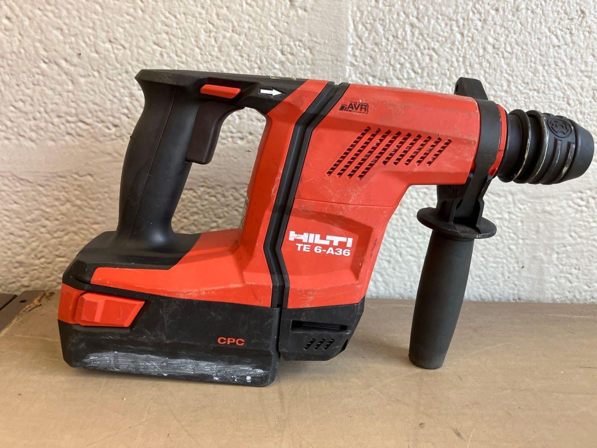 1 USED HILTI POWER TOOL LOOKS LIKE A CONCRETE BREAKER-9751