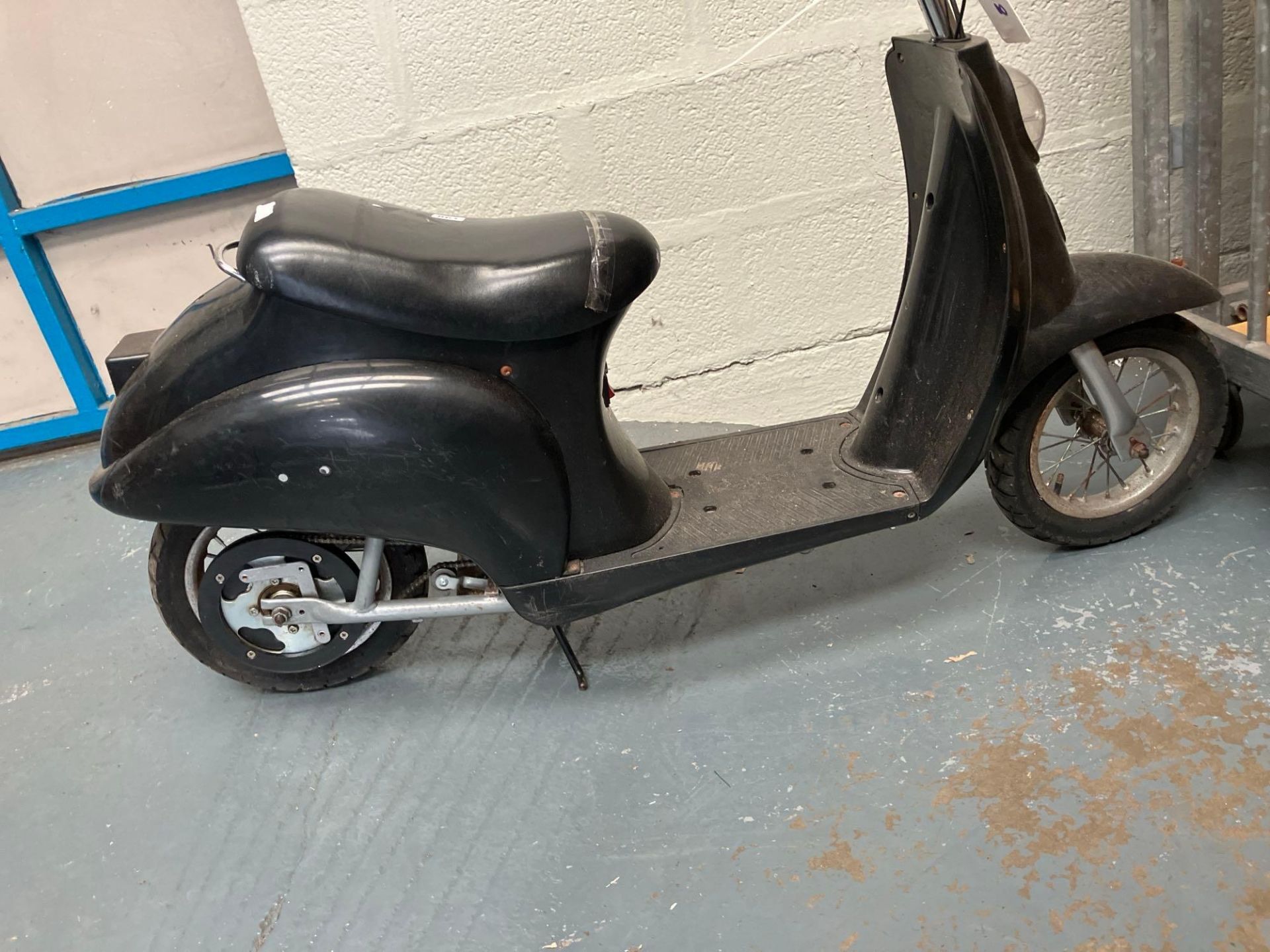 RAZOR ELECTRIC MOPED WITH CHARGER-9848