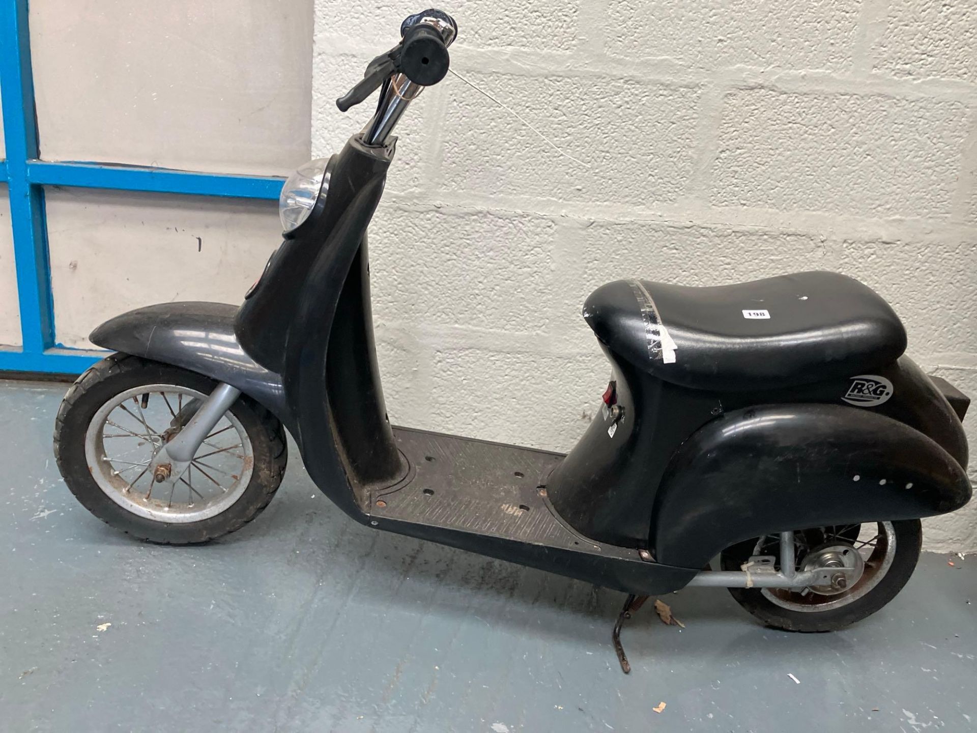 RAZOR ELECTRIC MOPED WITH CHARGER-9848