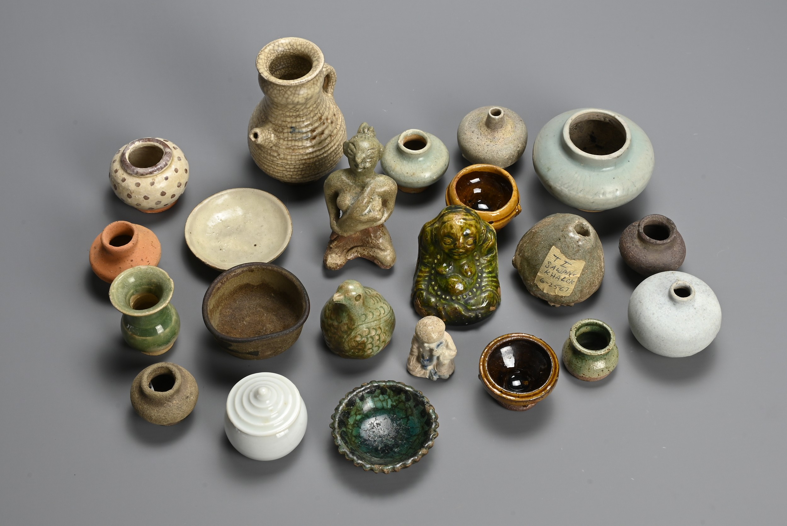 A MIXED GROUP OF CHINESE AND SOUTHEAST ASIAN CERAMIC STONEWARE ITEMS ...