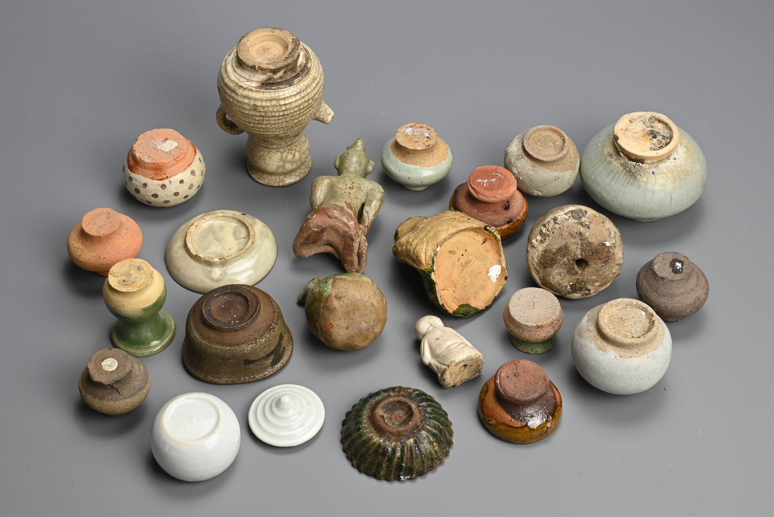 A MIXED GROUP OF CHINESE AND SOUTHEAST ASIAN CERAMIC STONEWARE ITEMS ...