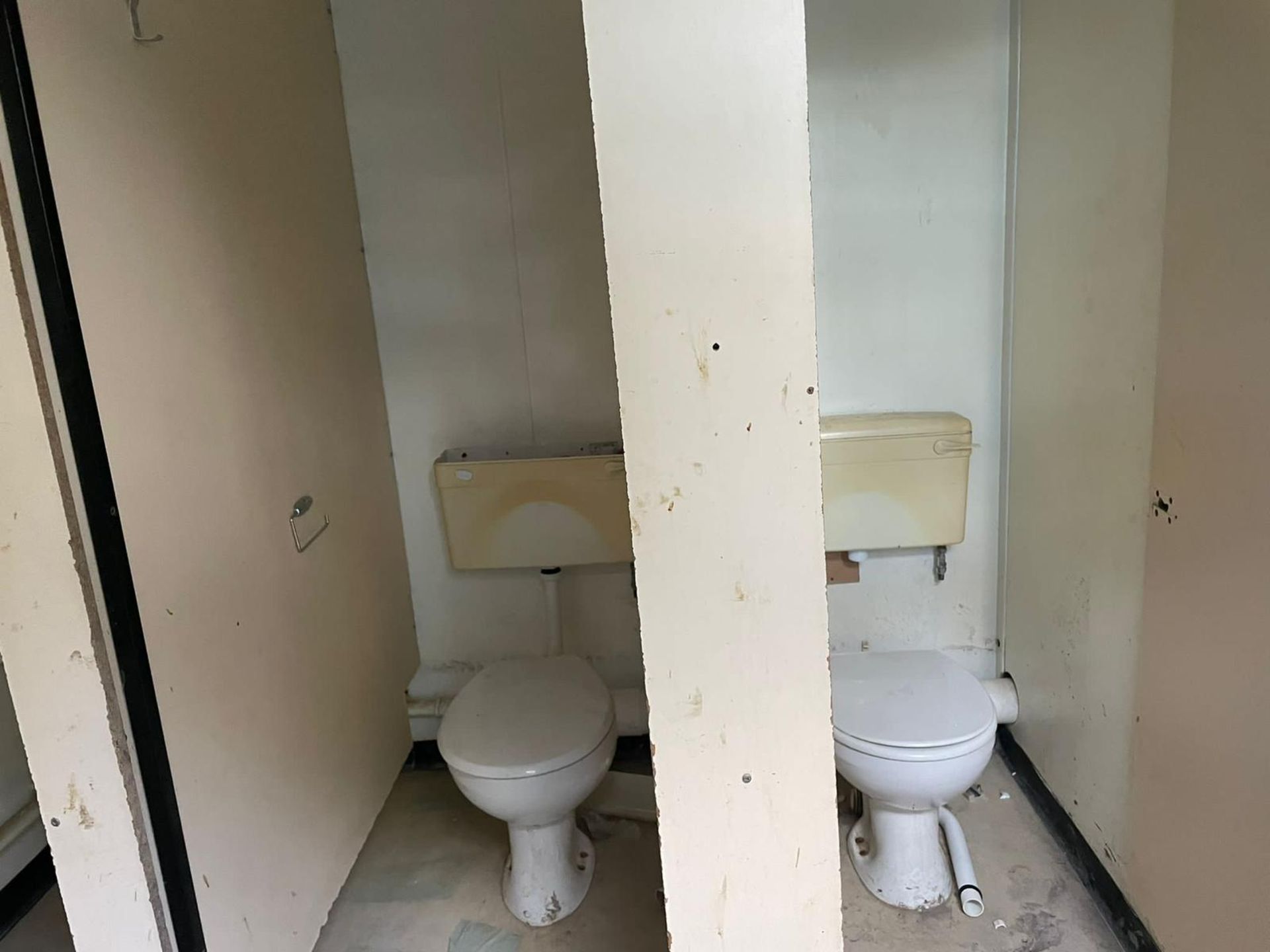 DS - CONTAINER TOILET BLOCK WITH PRIVATE TOILET ON THE SIDE! *PLUS VAT ...
