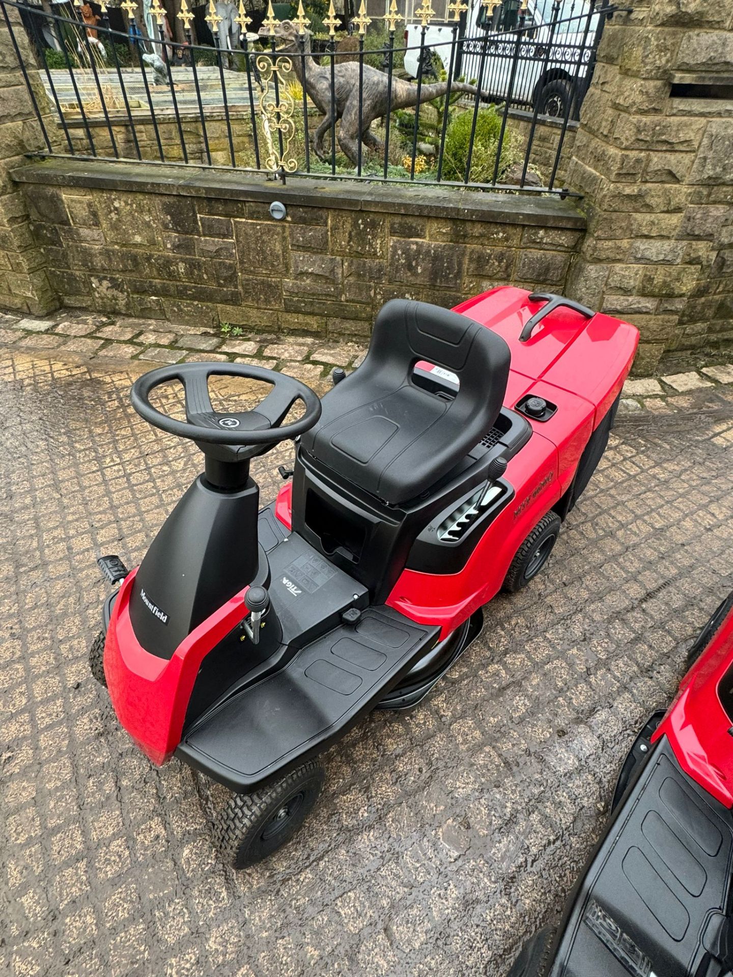 DA - NEW/UNUSED MOUNTFIELD MTF 66 MQ RIDE ON MOWER WITH REAR COLLECTOR ...
