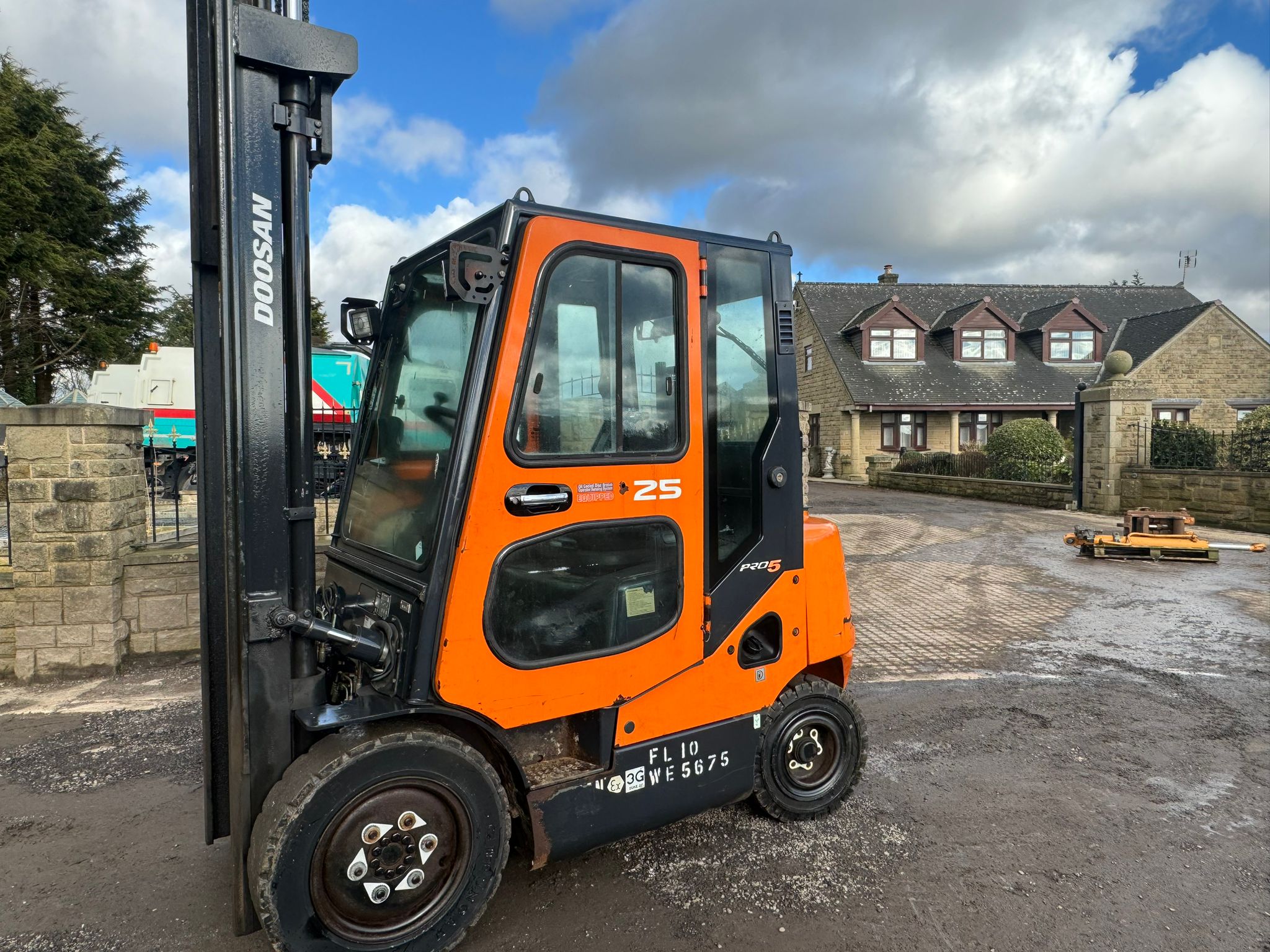 DS - 2011 DOOSAN 2.5 TON FORKLIFT *PLUS VAT* SIDE SHIFT FULL CAB 2.5 ...
