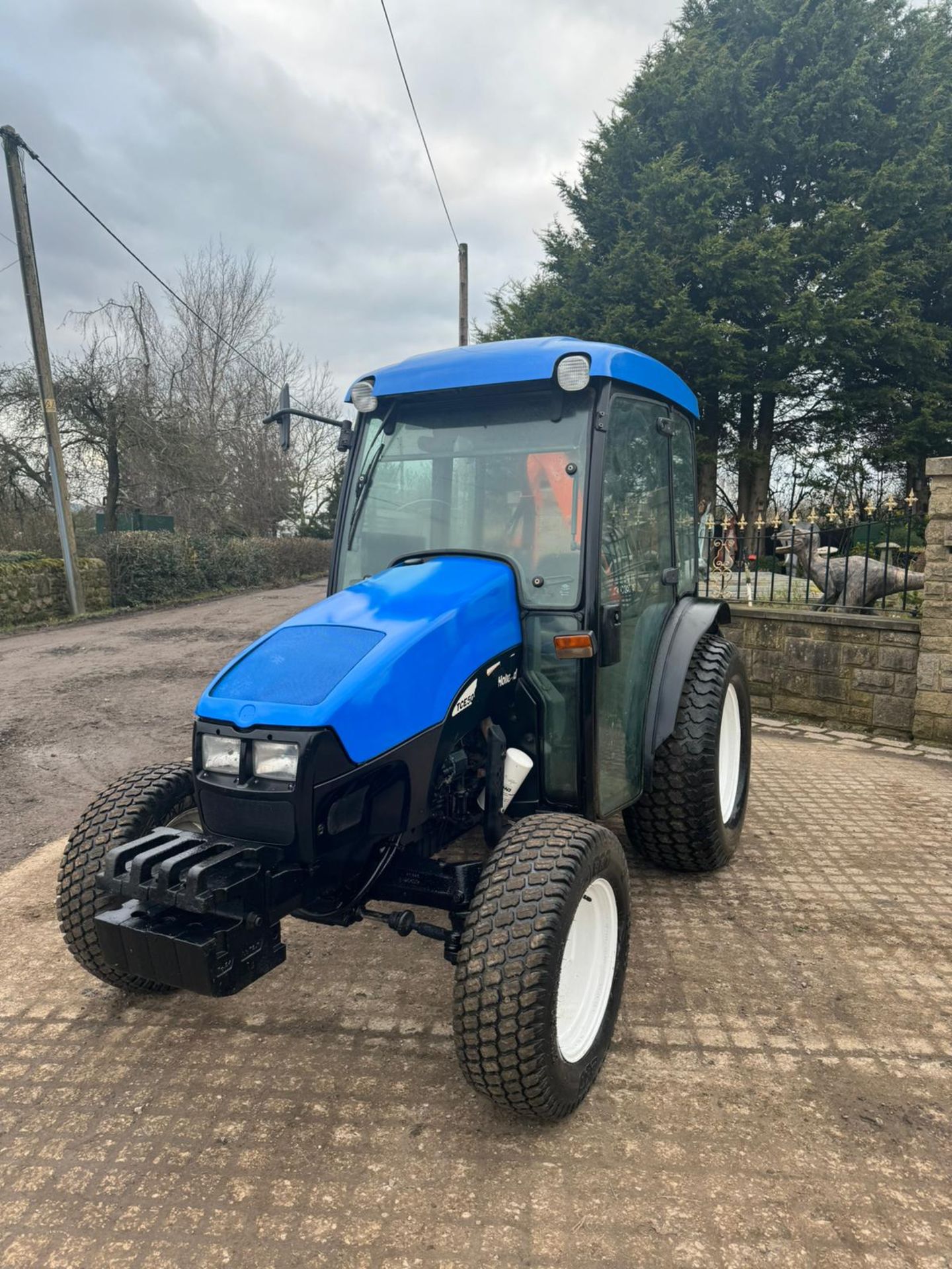 DS - NEW HOLLAND TCE50 COMPACT TRACTOR WITH HEDGE CUTTER 50 HP TRACTOR ...