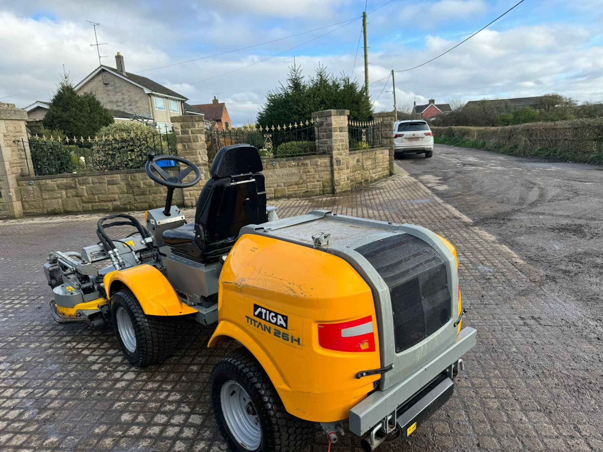 DS - 2008 STIGA TITAN 26H 4WD DIESEL OUTFRONT RIDE ON MOWER *PLUS VAT ...