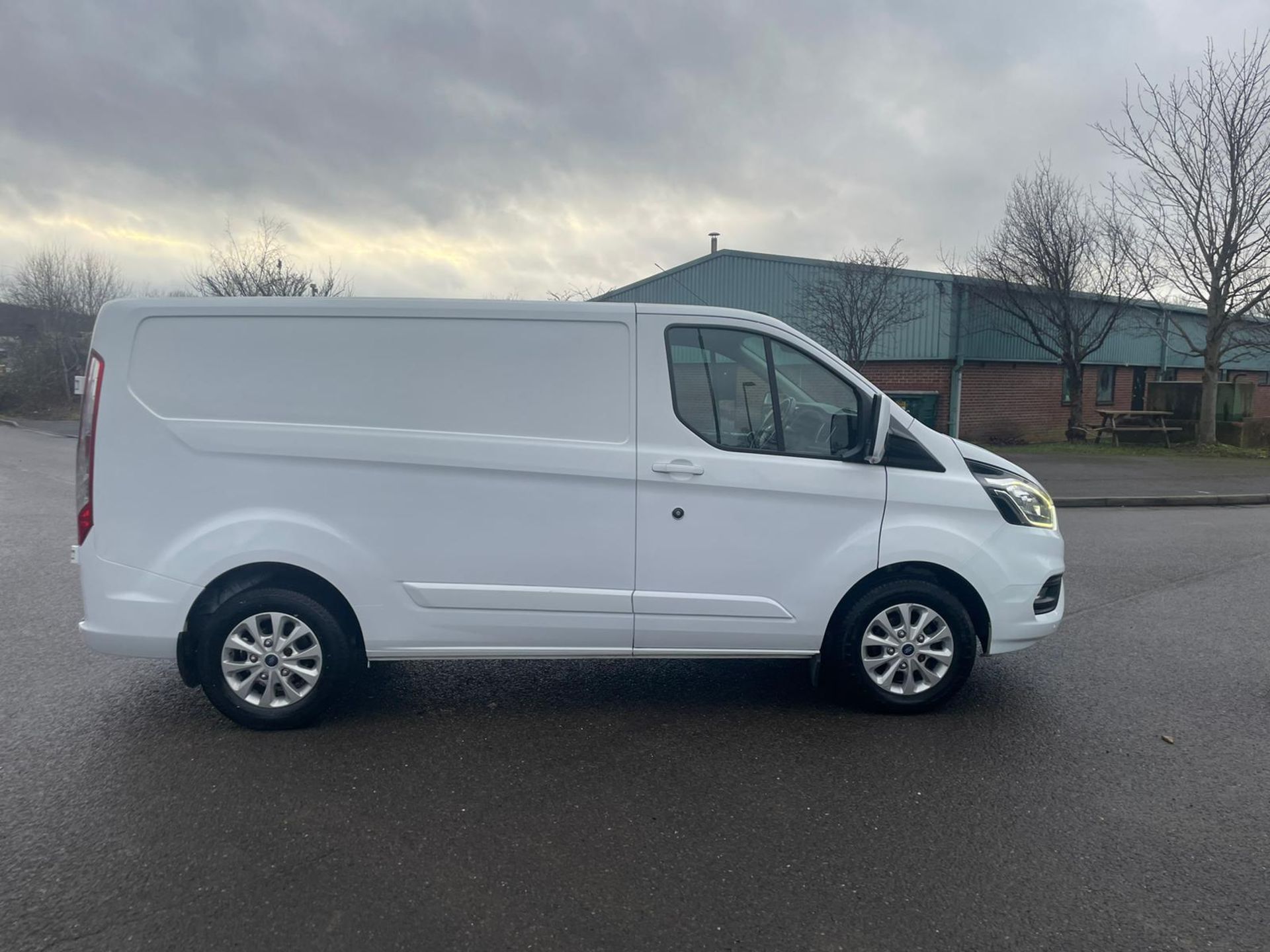 KB - 2018 FORD TRANSIT CUSTOM 280 LIMITED WHITE PANEL VAN *PLUS VAT ...