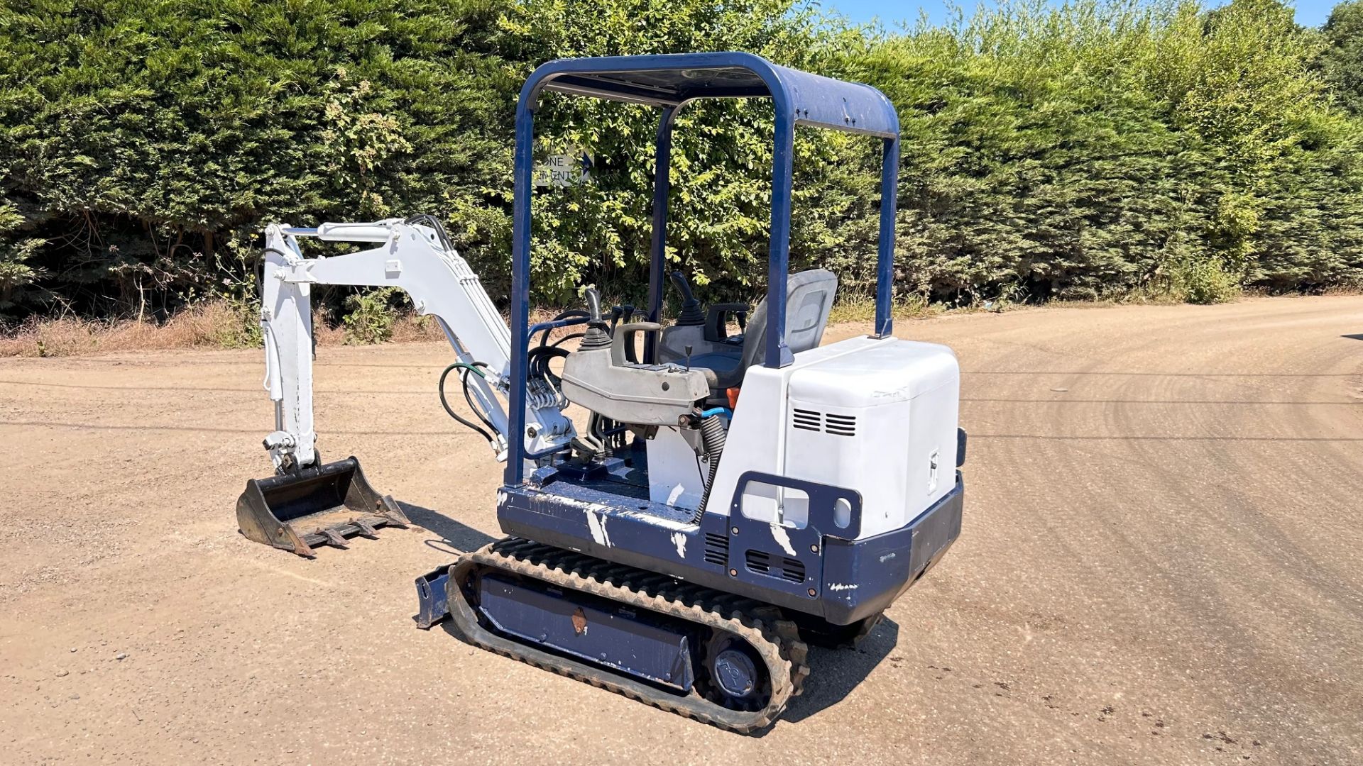 KH - Volvo EC14 1.5 ton mini digger, has a new digging bucket just ...